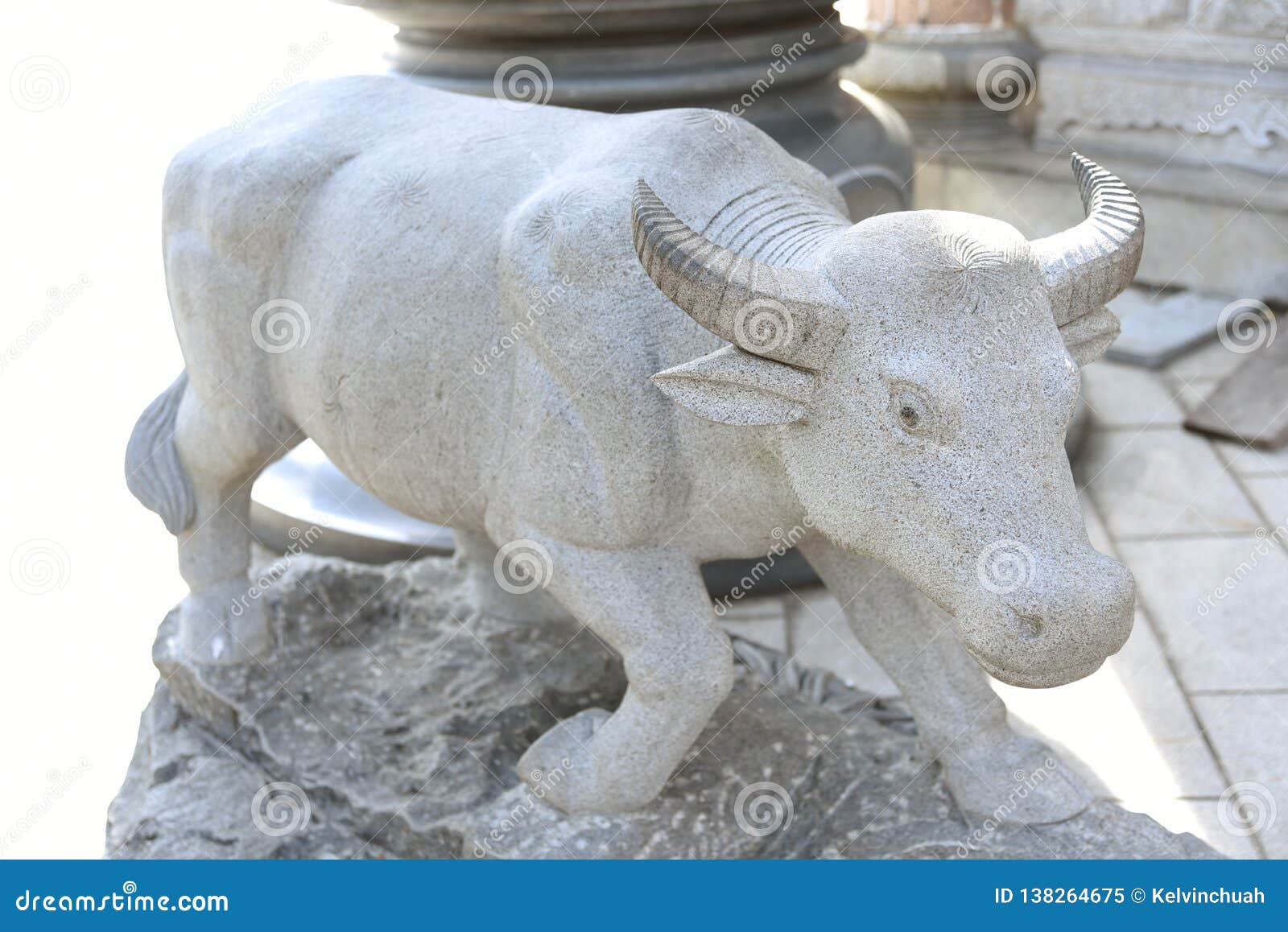 Escultura de un toro imagen de archivo. Imagen de escultura - 138264675