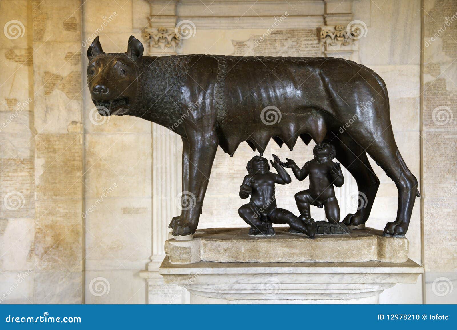 Escultura Do Lobo, Do Romulus, E Do Remus De Capitoline Imagem ...