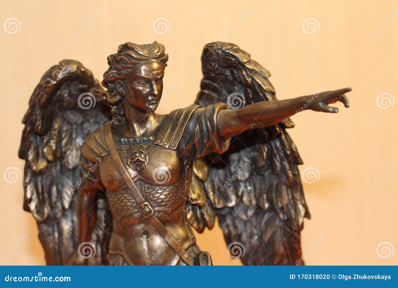 Escultura Em Bronze De Arcanjo Michael Com Asas E Espada Foto de Stock ...