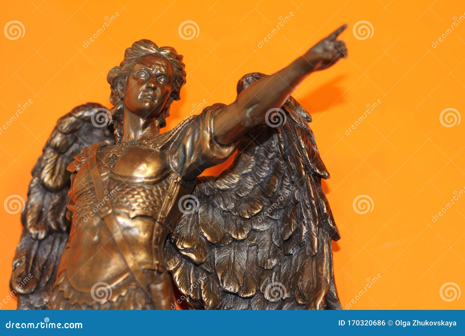 Escultura Em Bronze De Arcanjo Michael Com Asas E Espada Foto de Stock ...