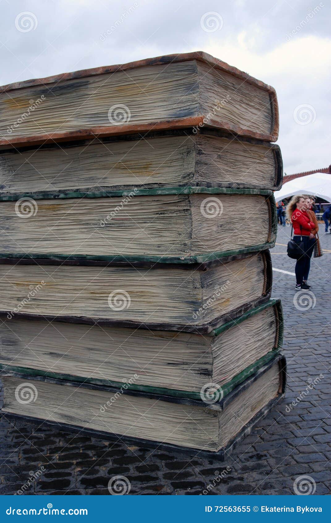 Escultura Enorme De Los Libros Imagen editorial - Imagen de mujeres ...