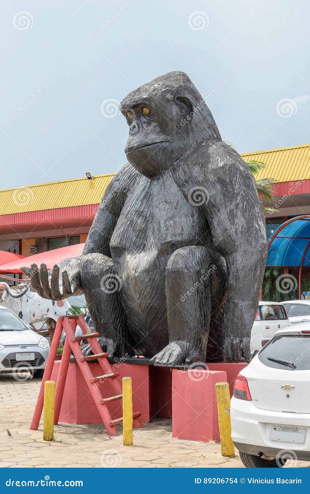 Escultura enorme del mono imagen de archivo editorial. Imagen de ...