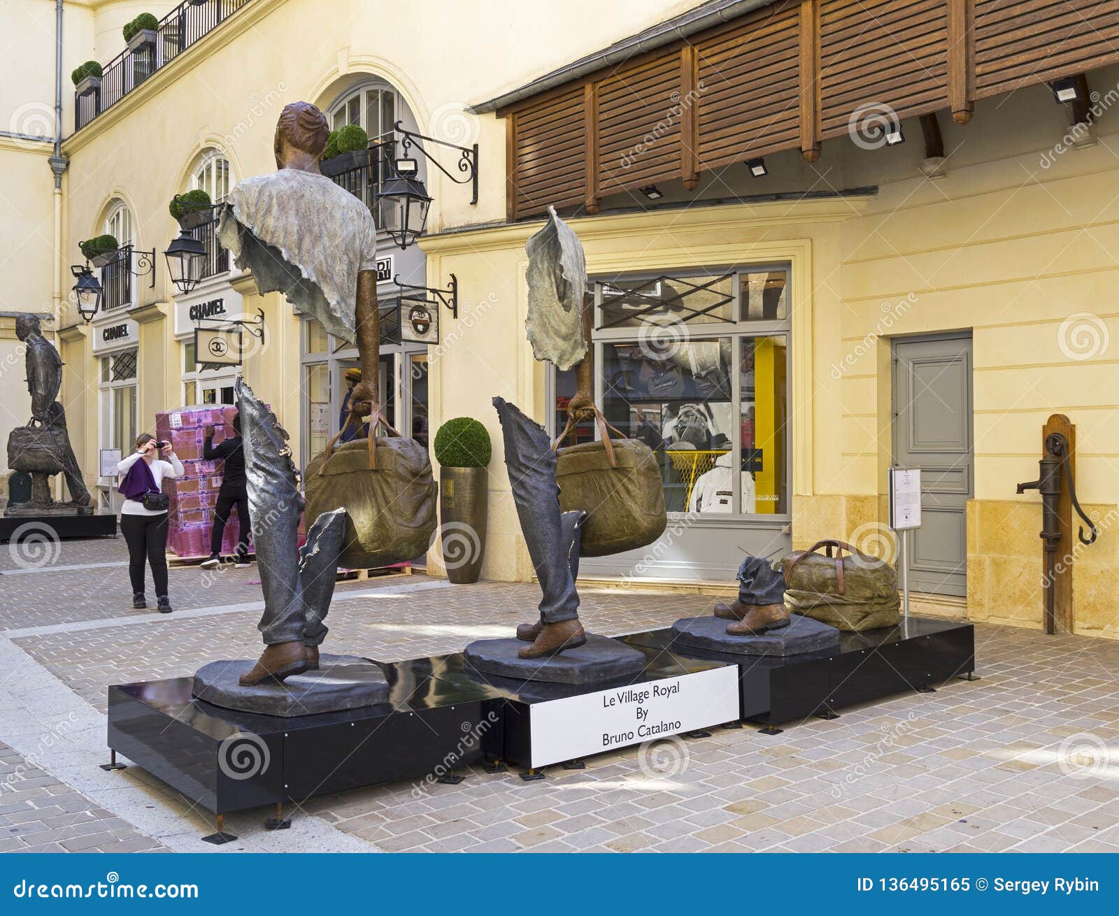 Escultura Incomum No Centro De Paris Imagem Editorial - Imagem de ...