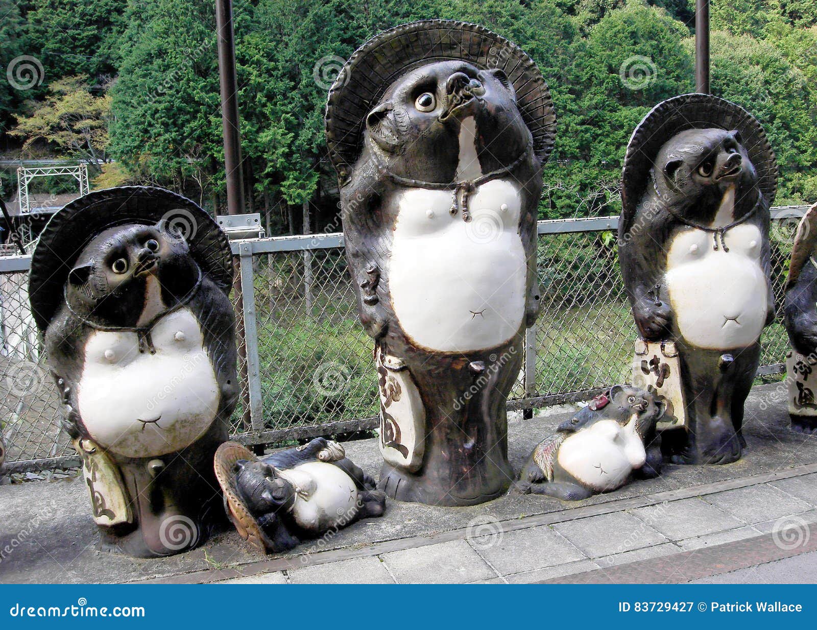 Esculturas Japonesas Del Tanuki Imagen de archivo - Imagen de estatua ...