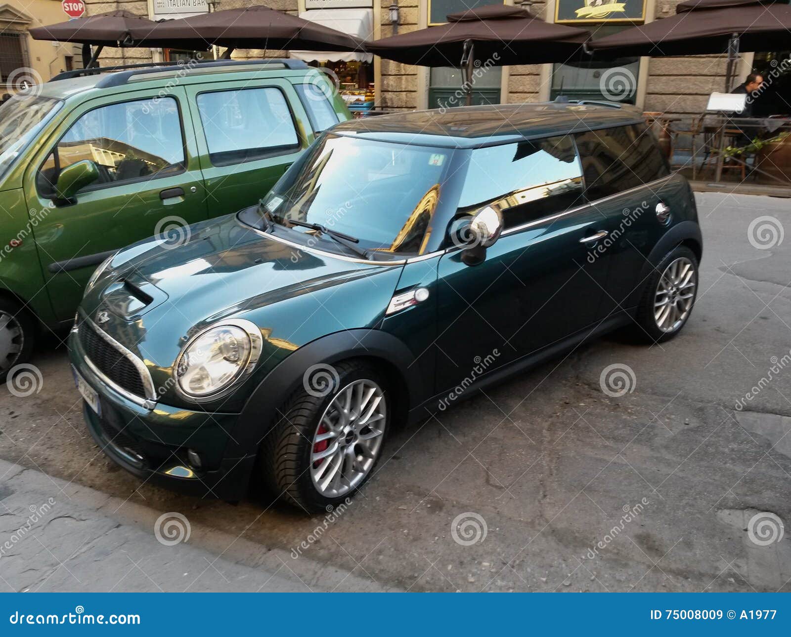 Escuro - Carro Verde De Mini Cooper Imagem de Stock Editorial - Imagem ...
