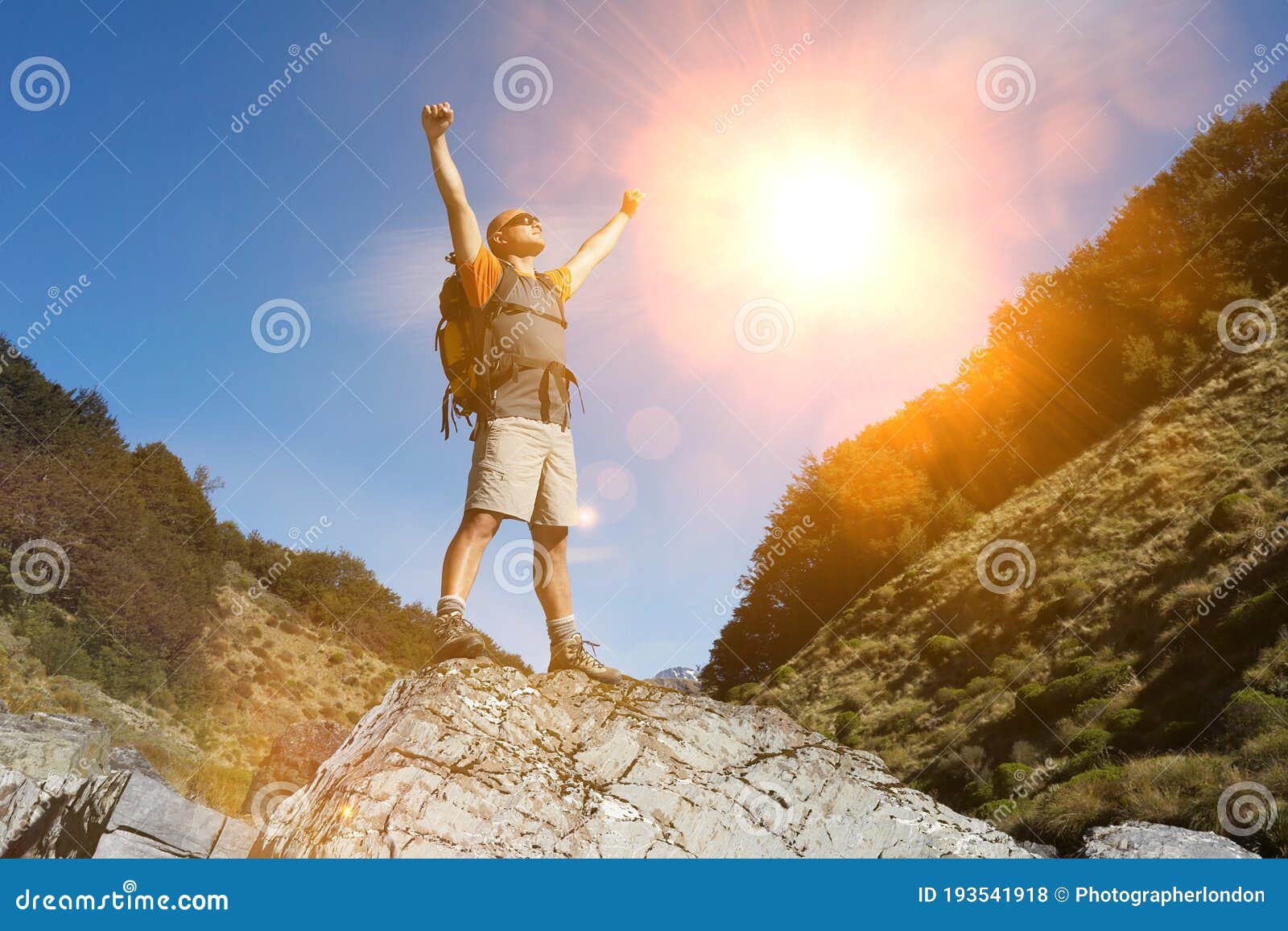 Escursionismo Durante Le Escursioni Estive All'aperto Fotografia Stock ...