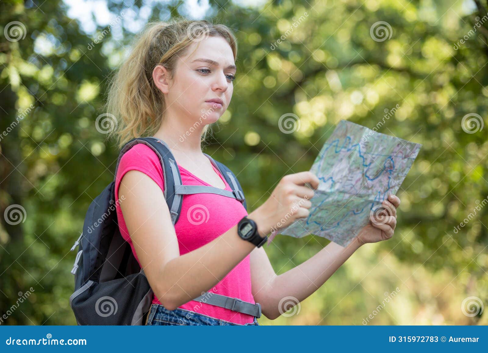 Escursionista Con Cartina Esterna Immagine Stock - Immagine di parco ...