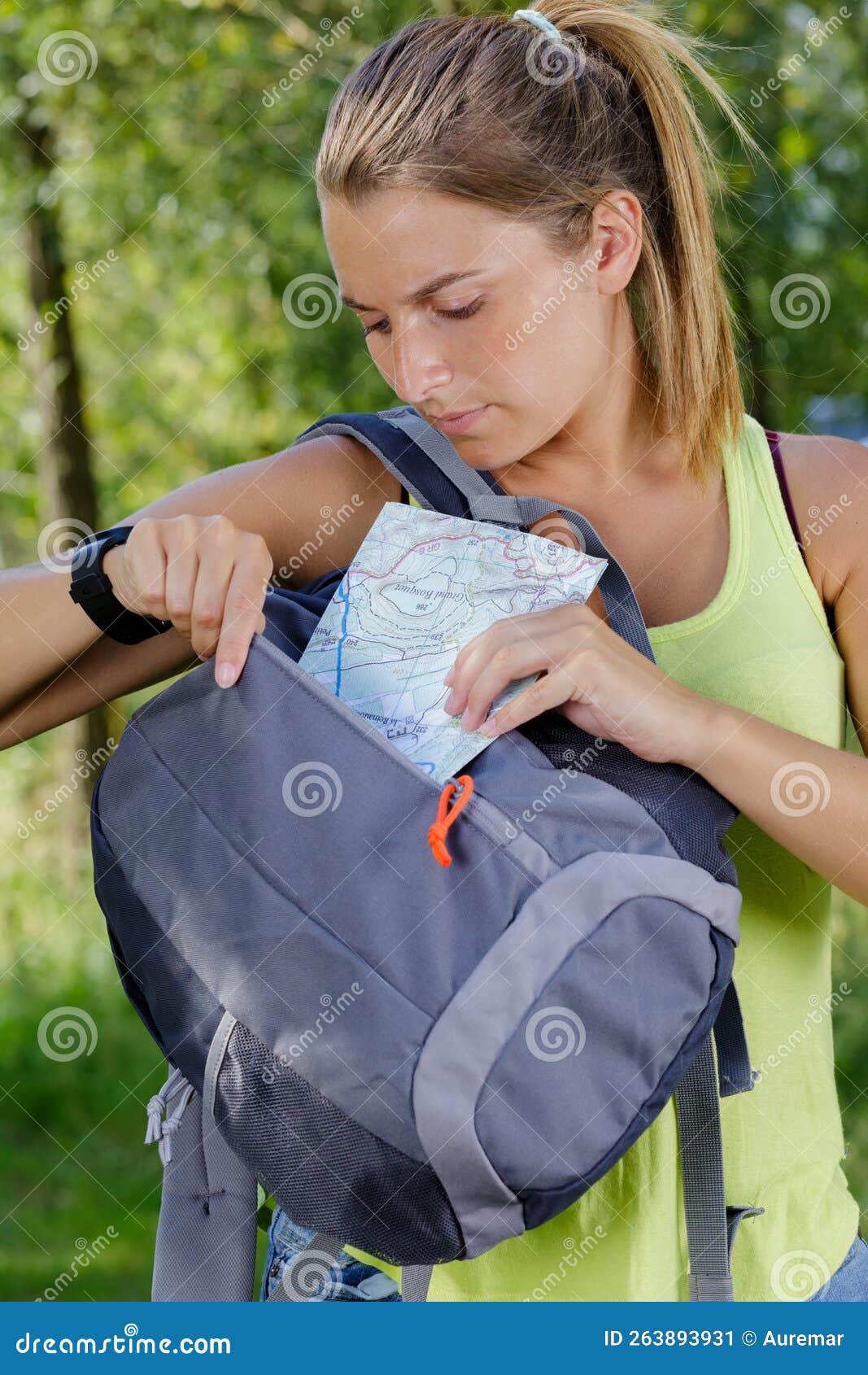 Escursionista con cartina immagine stock. Immagine di goda - 263893931