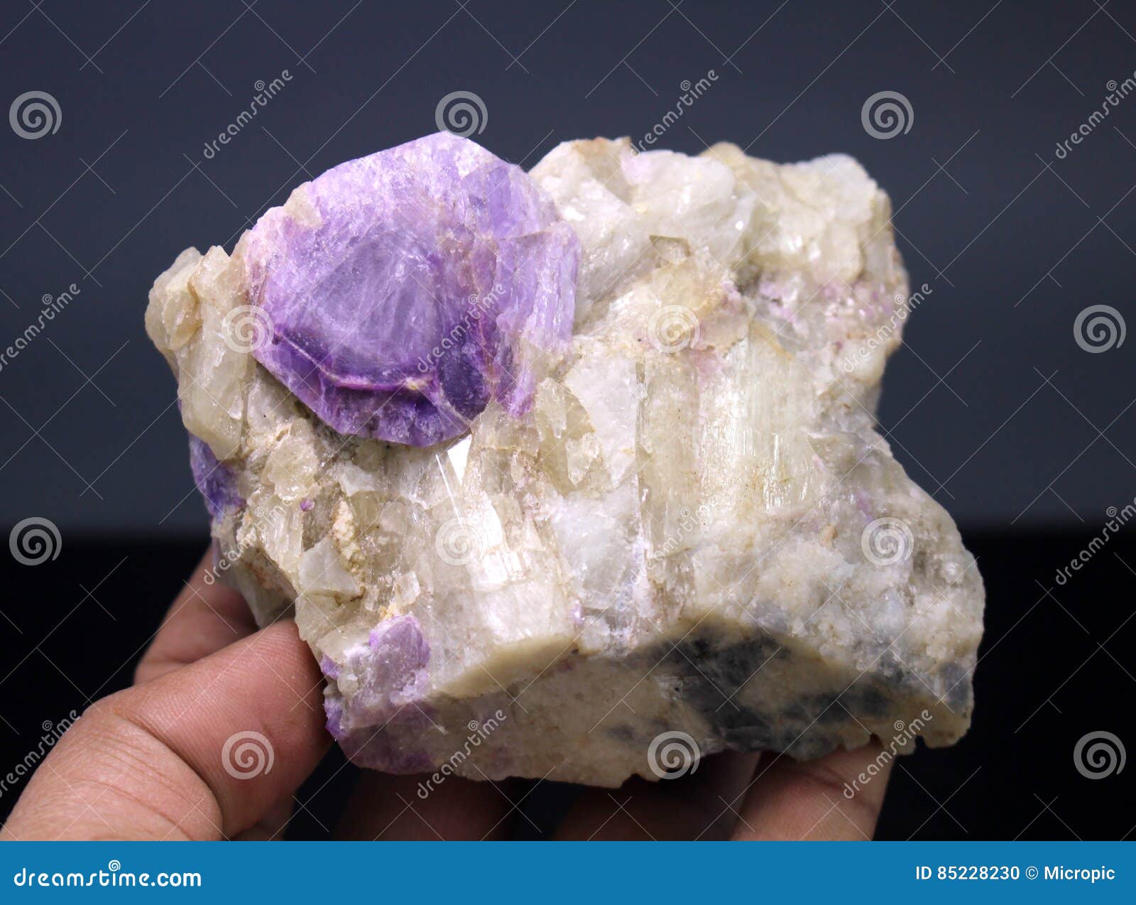 Esemplare di Hackmanite fotografia stock. Immagine di foto - 85228230