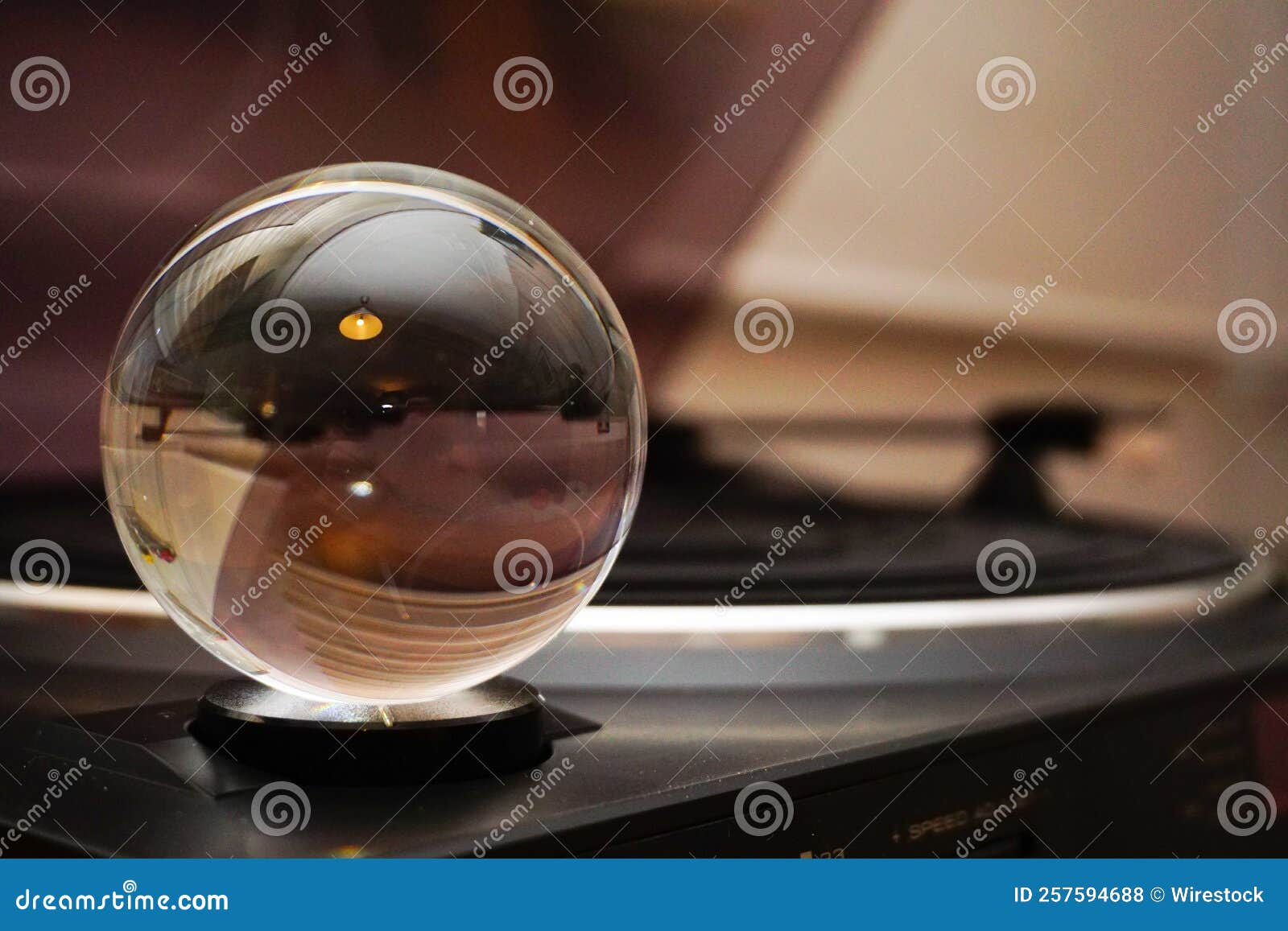 Esfera De Vidro Com Reflexo Inverso Num Disco. Foto de Stock - Imagem ...