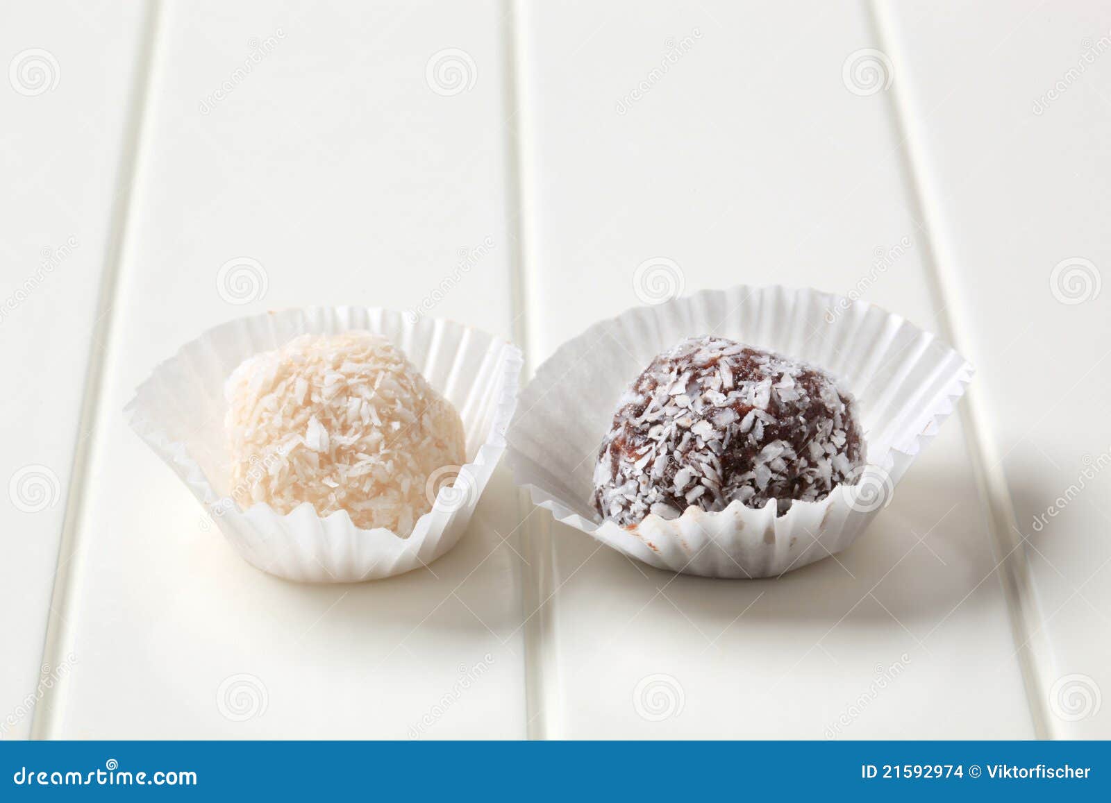 Esferas Coco-revestidas Do Chocolate Foto de Stock - Imagem de deleite ...