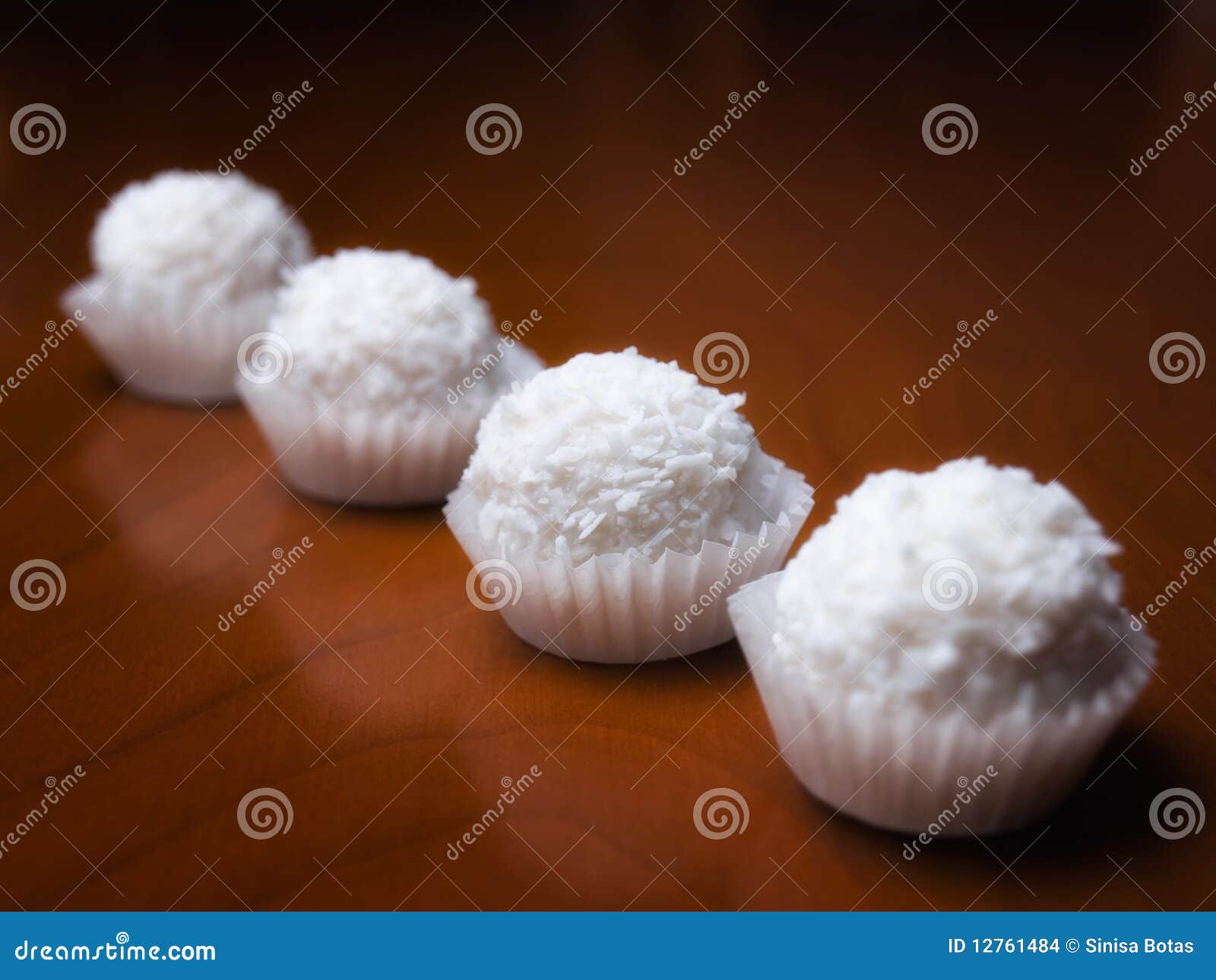 Esferas do coco foto de stock. Imagem de ninguém, alimento - 12761484