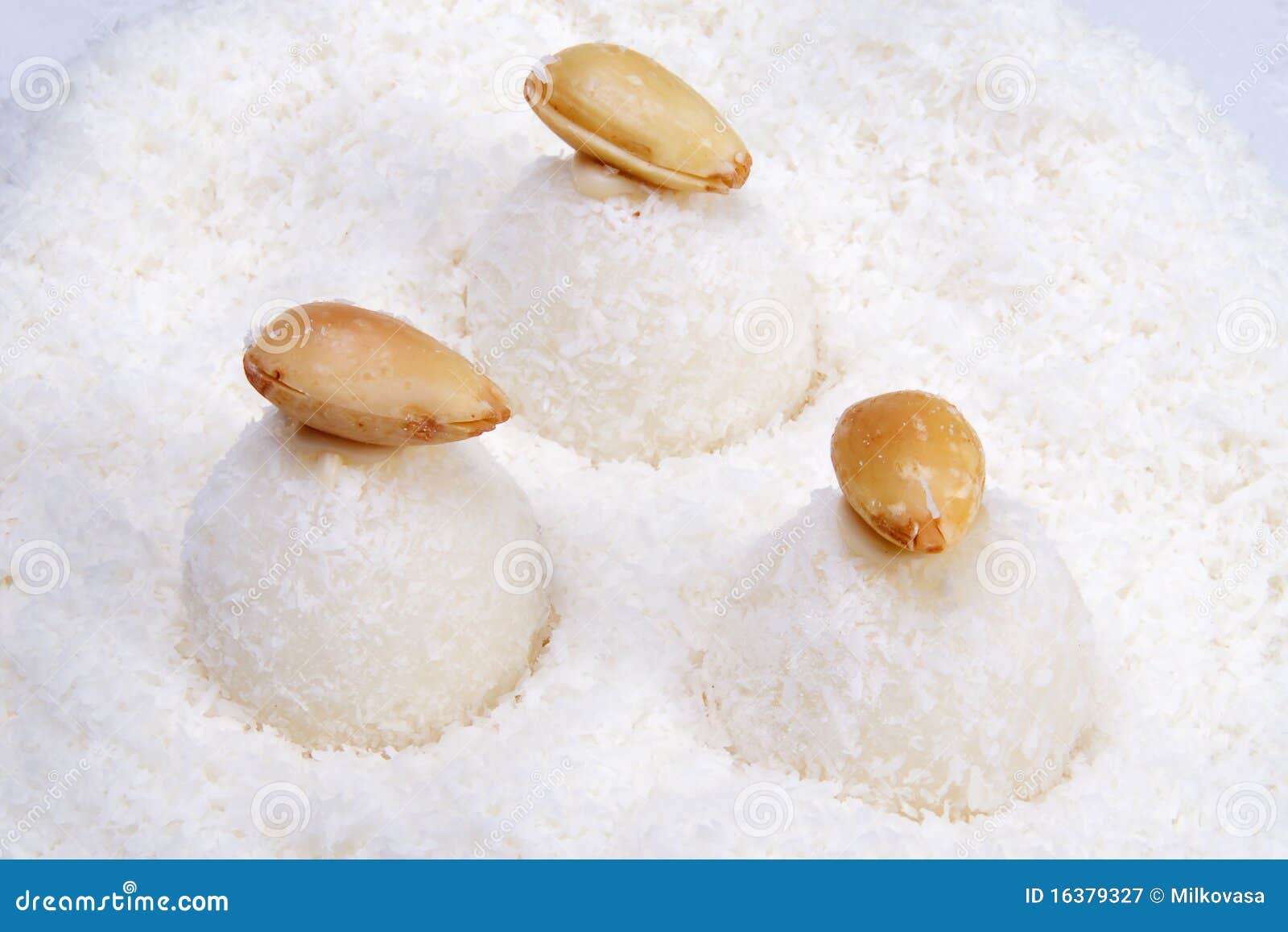 Esferas do coco imagem de stock. Imagem de guloseima - 16379327