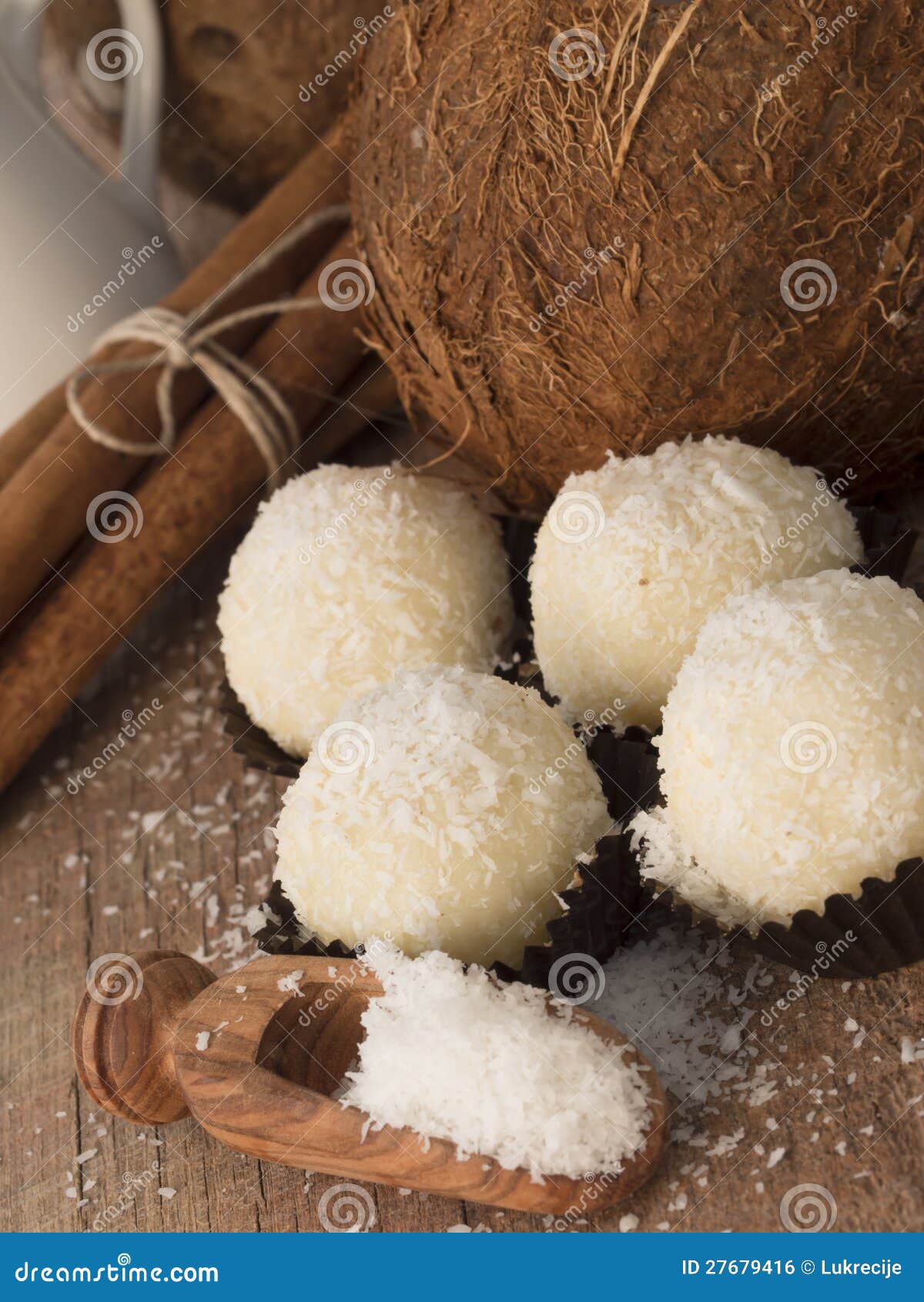 Esferas do coco foto de stock. Imagem de gostoso, insalubre - 27679416