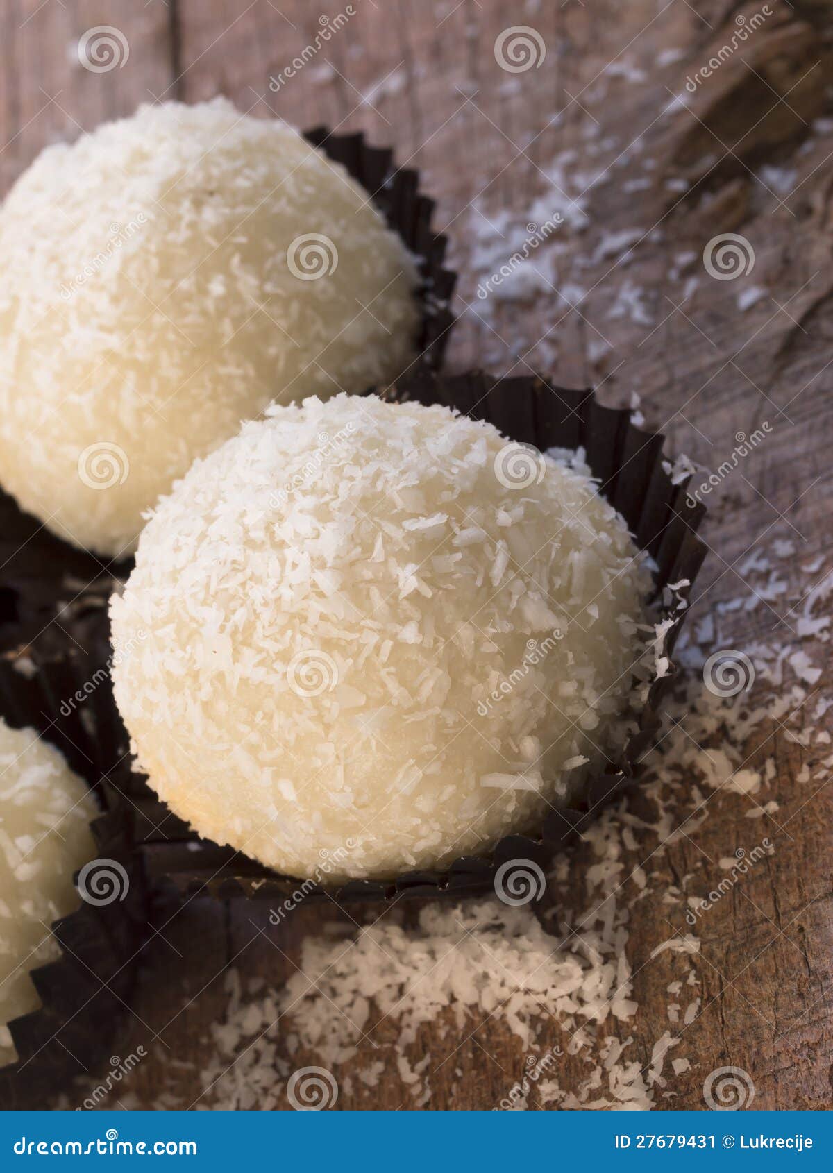 Esferas do coco imagem de stock. Imagem de doce, lanche - 27679431