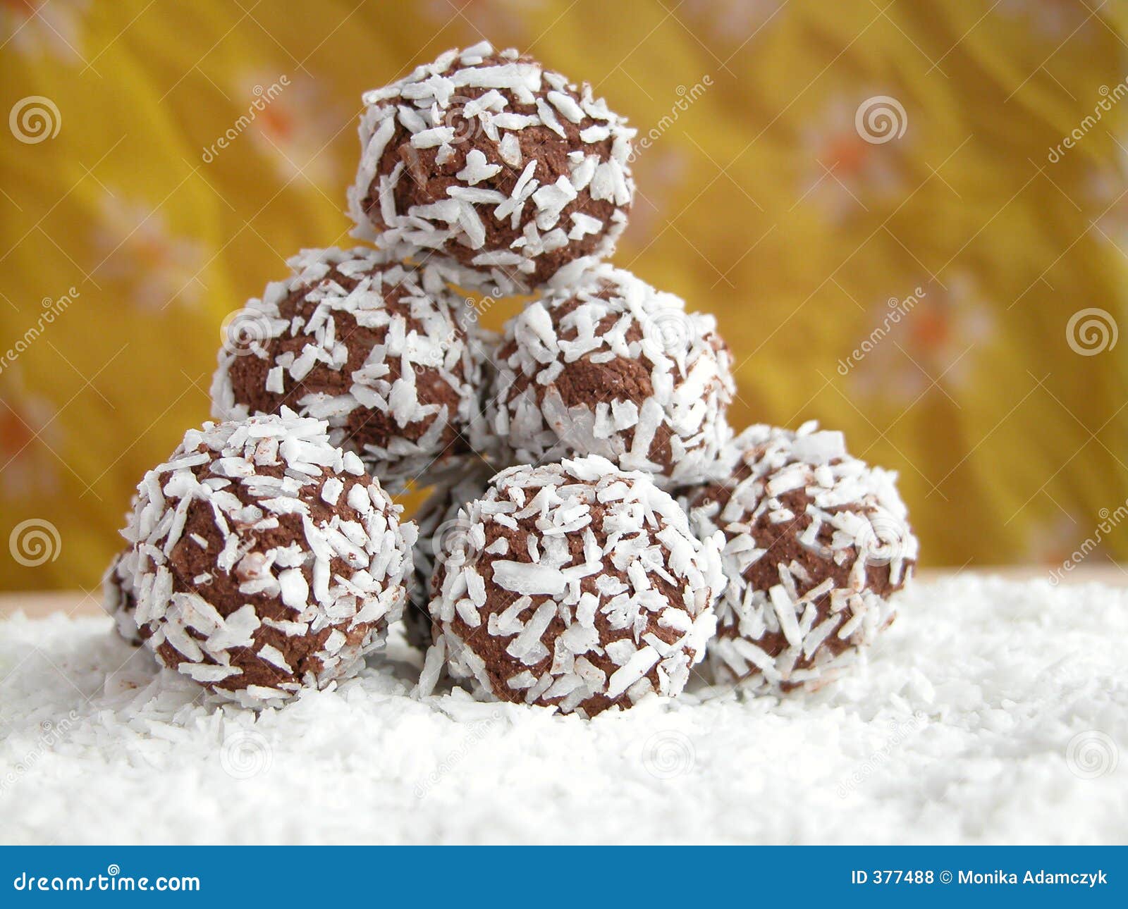 Esferas do coco foto de stock. Imagem de cafeteria, deserto - 377488