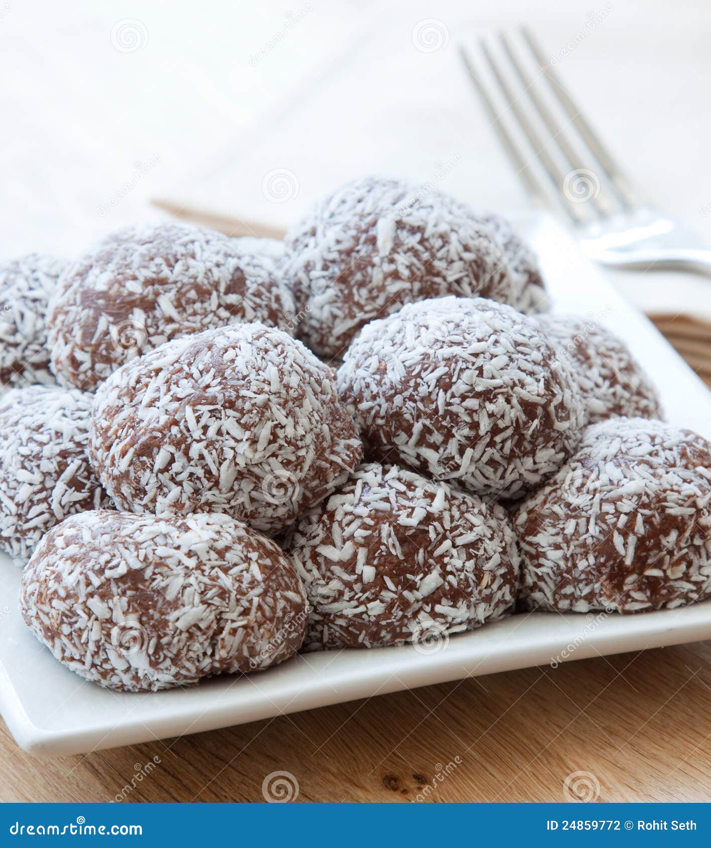 Esferas Encrustadas Do Chocolate Do Coco Foto de Stock - Imagem de coco ...