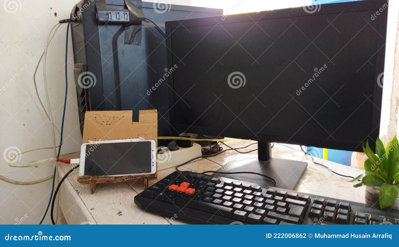 Espace De Travail Au Bureau Un Ensemble D'outils Informatiques Photo ...