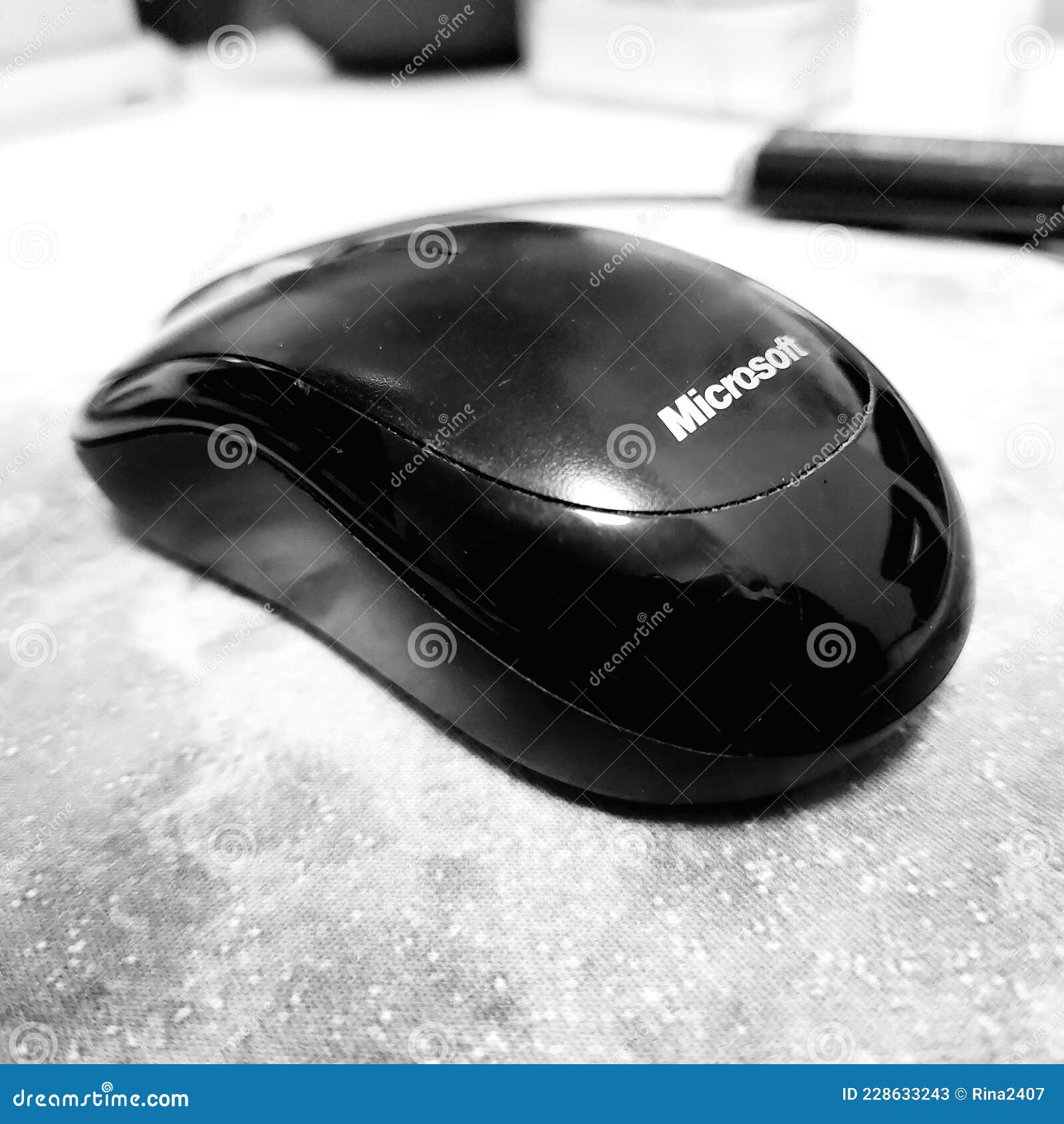 Espacio De Trabajo Microsoft Mouse Blanco Y Negro Foto de archivo ...