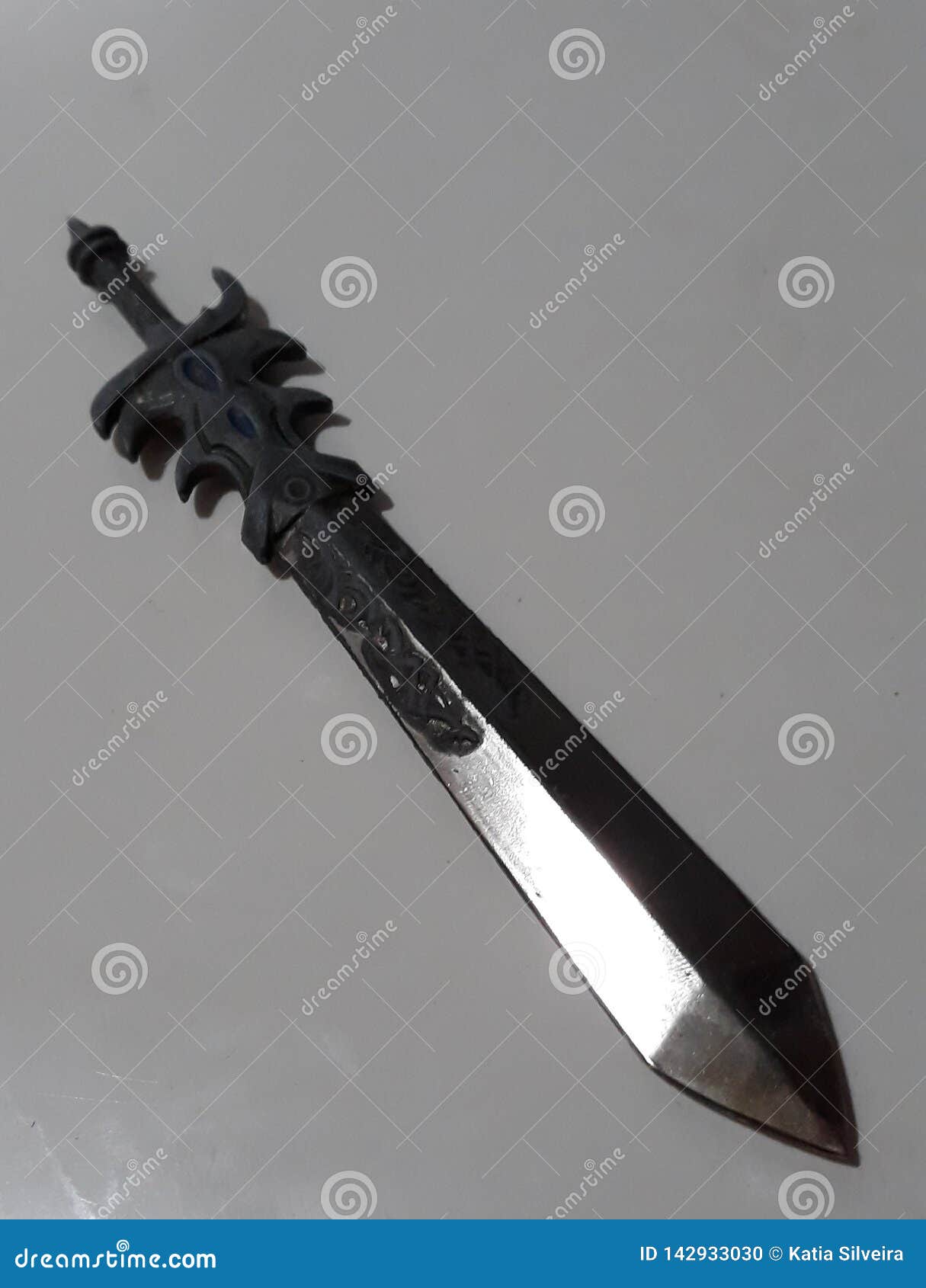 Espada medieval do metal foto de stock. Imagem de metal - 142933030