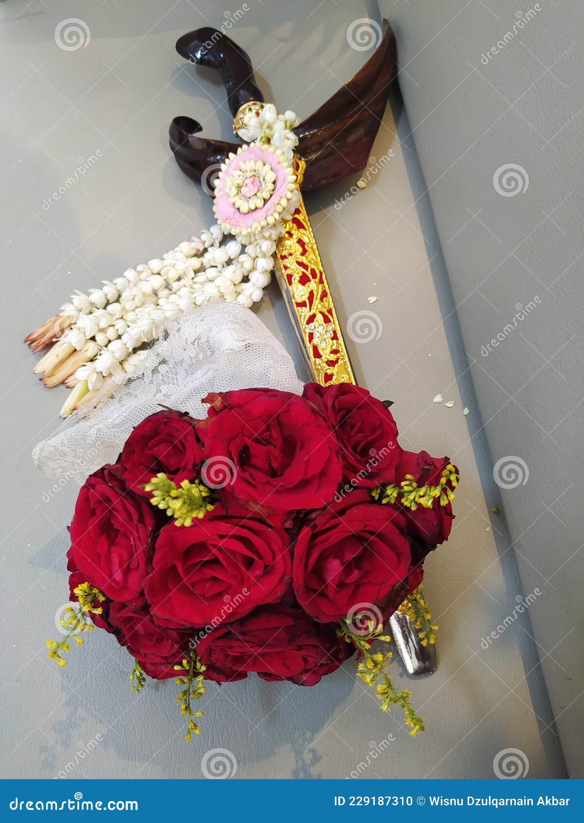 Espada y flor foto de archivo. Imagen de arte, amarillo - 229187310