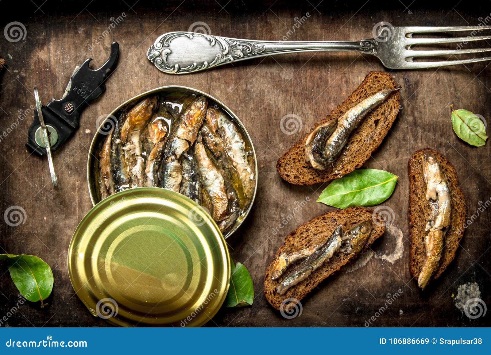 Espadines Conservados En Lata Con Pan De Centeno Imagen de archivo ...