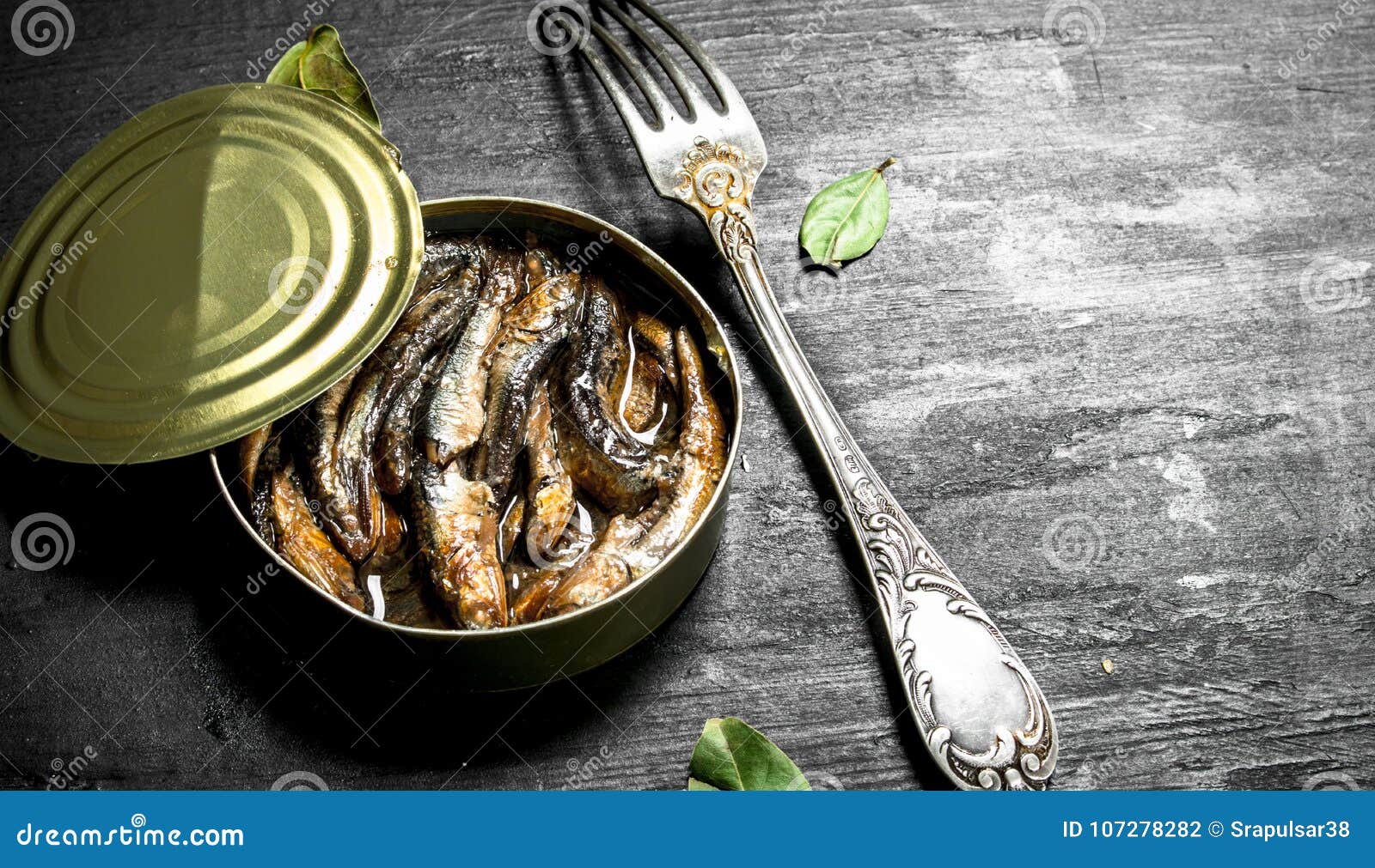 Espadines Conservados En Una Lata Foto de archivo - Imagen de pizarra ...