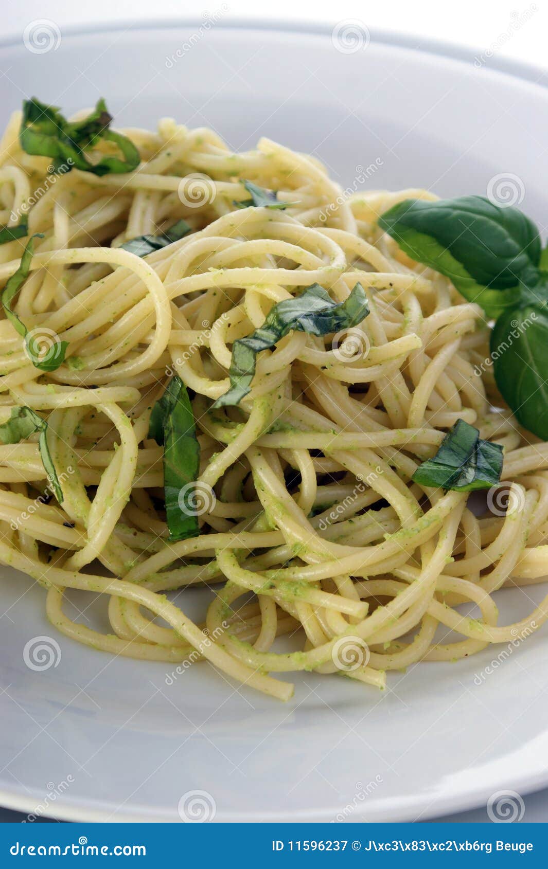 Espagueti Con El Pesto Hecho Casero En Una Placa Imagen de archivo ... Espagueti Con El Pesto Hecho Casero En Una Placa Imagen de archivo ...