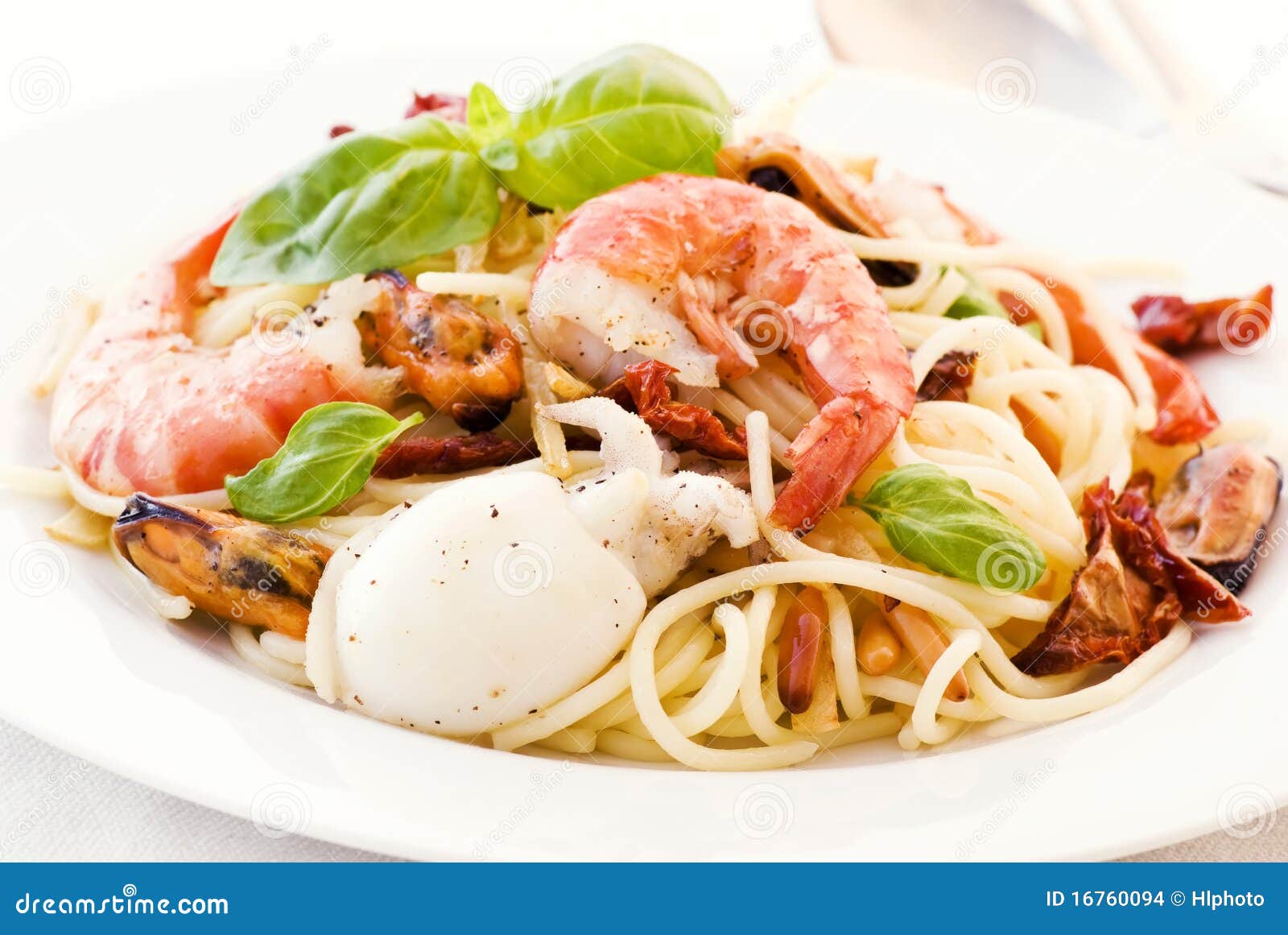 Espagueti con los mariscos foto de archivo. Imagen de omega - 16760094