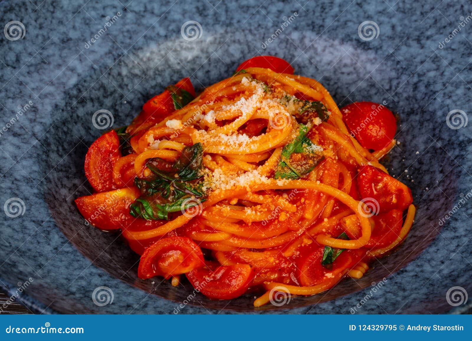 Espaguetis Rojos Del Tomate Imagen de archivo - Imagen de albahaca ...