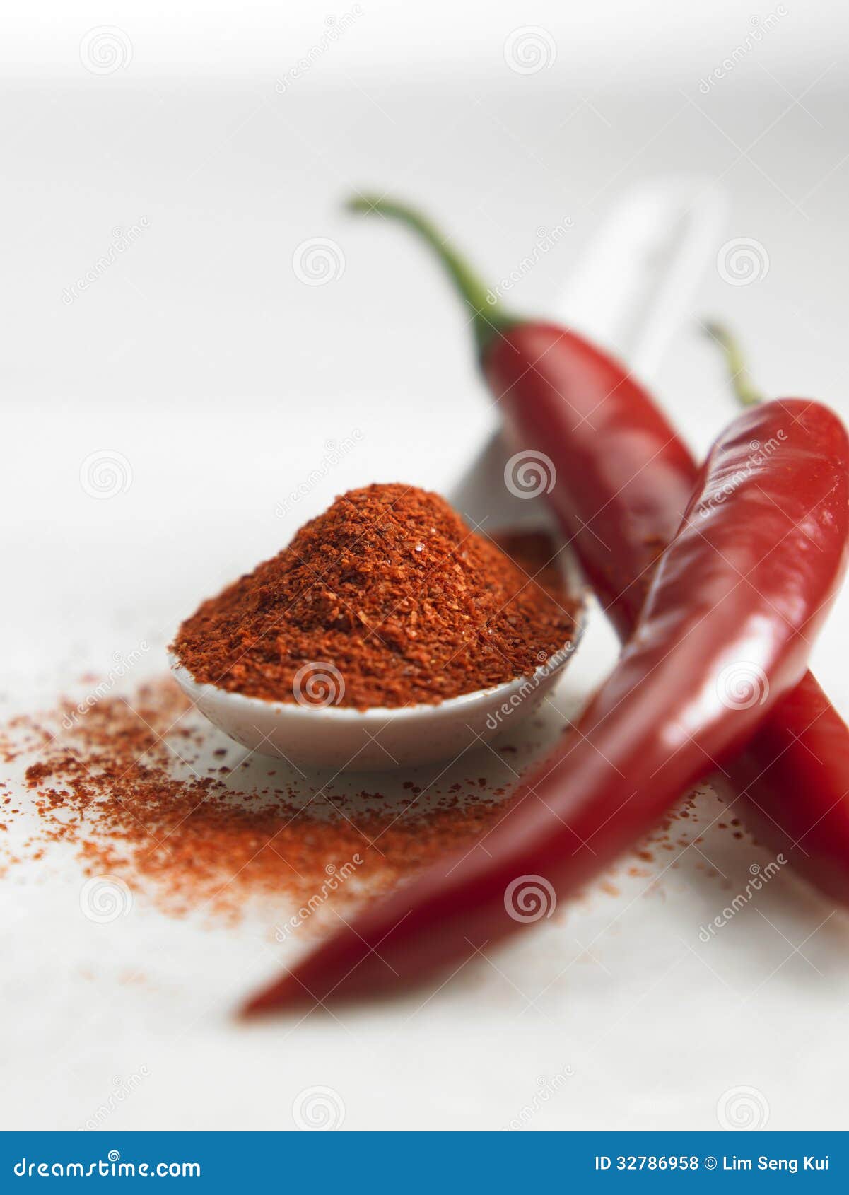 Especia foto de archivo. Imagen de blanco, chile, condimento - 32786958