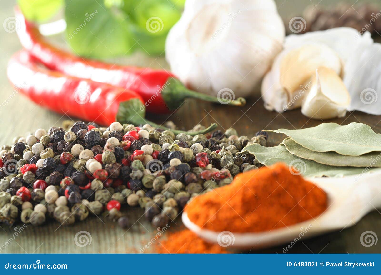 Especia Y Chile En La Cuchara Imagen de archivo - Imagen de blanco ...