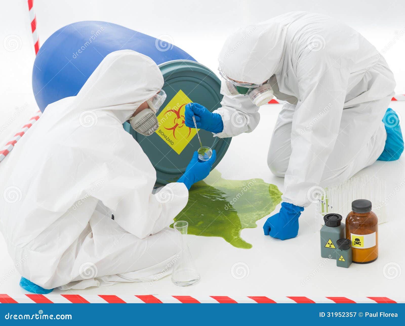 Especialistas No Acidente Do Biohazard Imagem de Stock - Imagem de ...