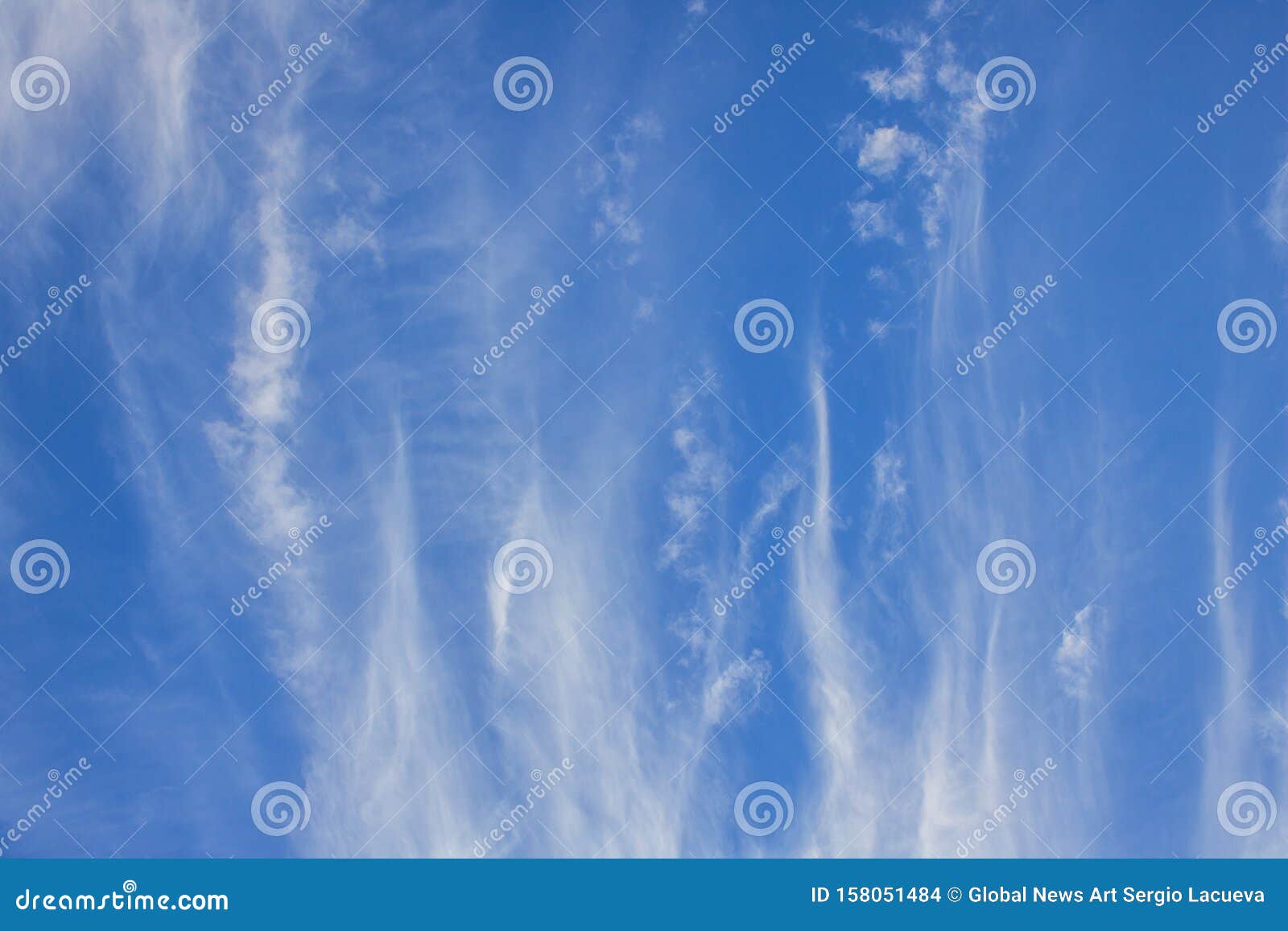 Espectacular Cielo Azul Con Nubes Verticales Foto de archivo - Imagen ...
