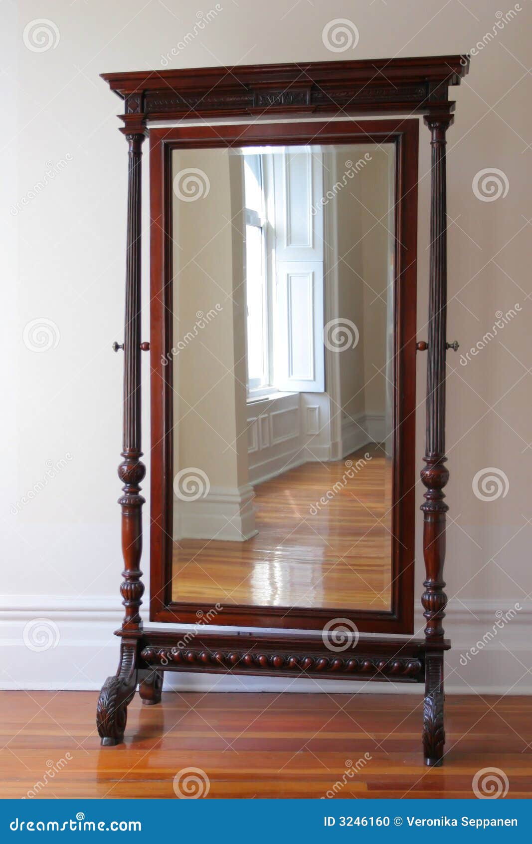 Espejo antiguo grande foto de archivo. Imagen de nadie - 3246160