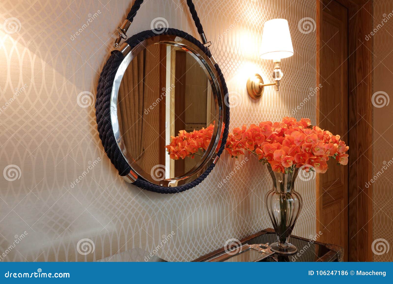 Espejo Y Florero Redondos, Adobe Rgb Foto de archivo - Imagen de ...