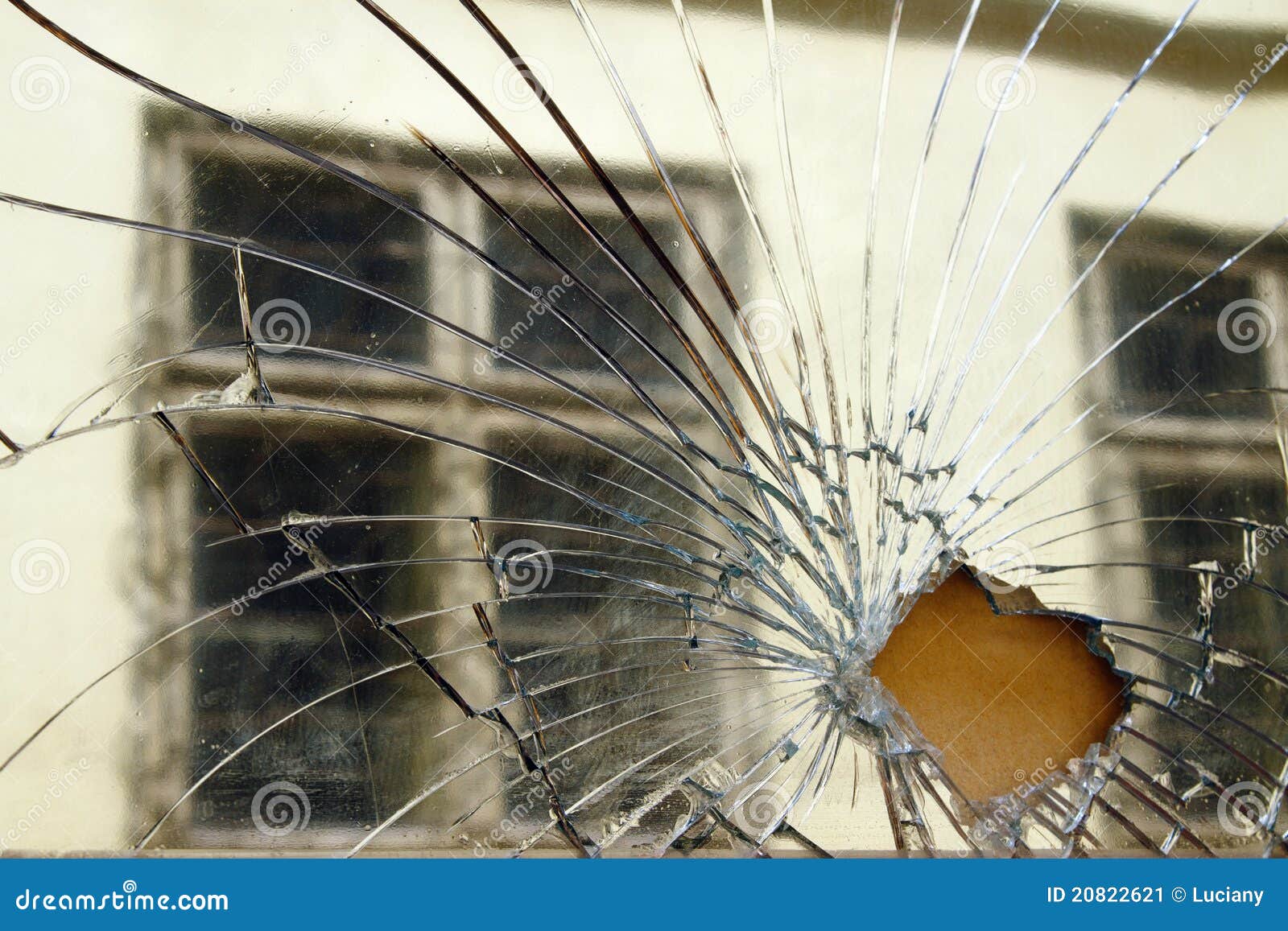 Espelho quebrado imagem de stock. Imagem de rachado, adversidade - 20822621