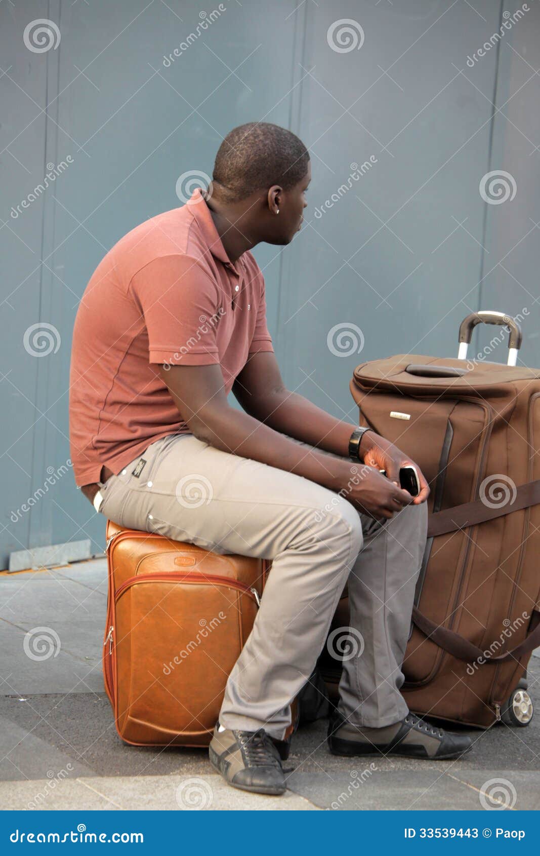 Esperando um ônibus foto de stock editorial. Imagem de preto - 33539443