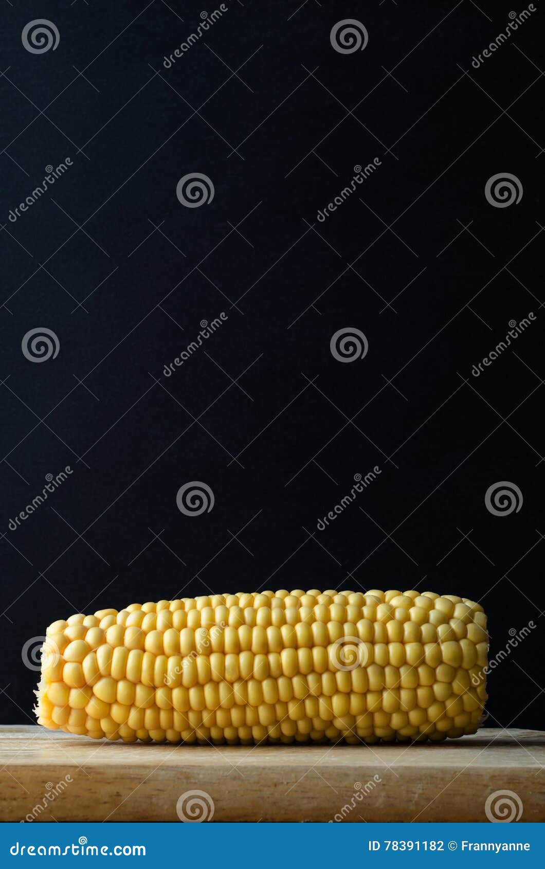 Espiga Do Sweetcorn Na Madeira Com Fundo Preto Foto de Stock - Imagem ...