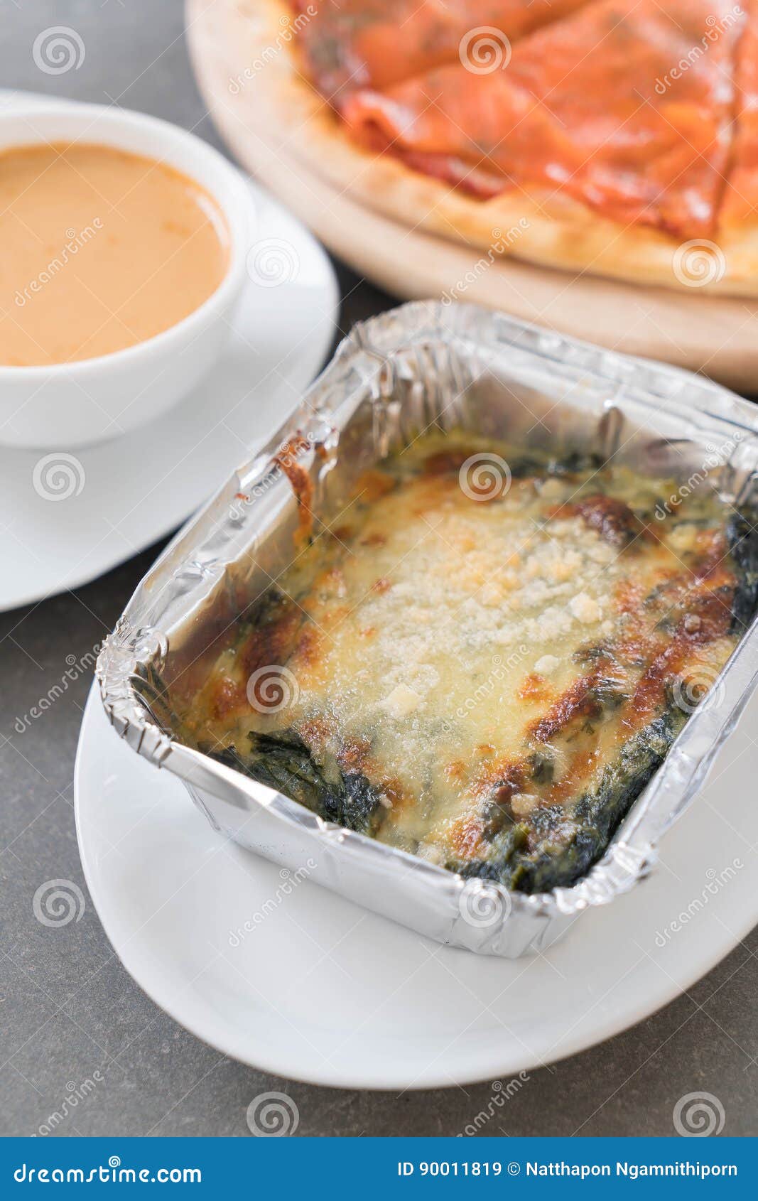 Espinaca cocida al horno imagen de archivo. Imagen de receta - 90011819