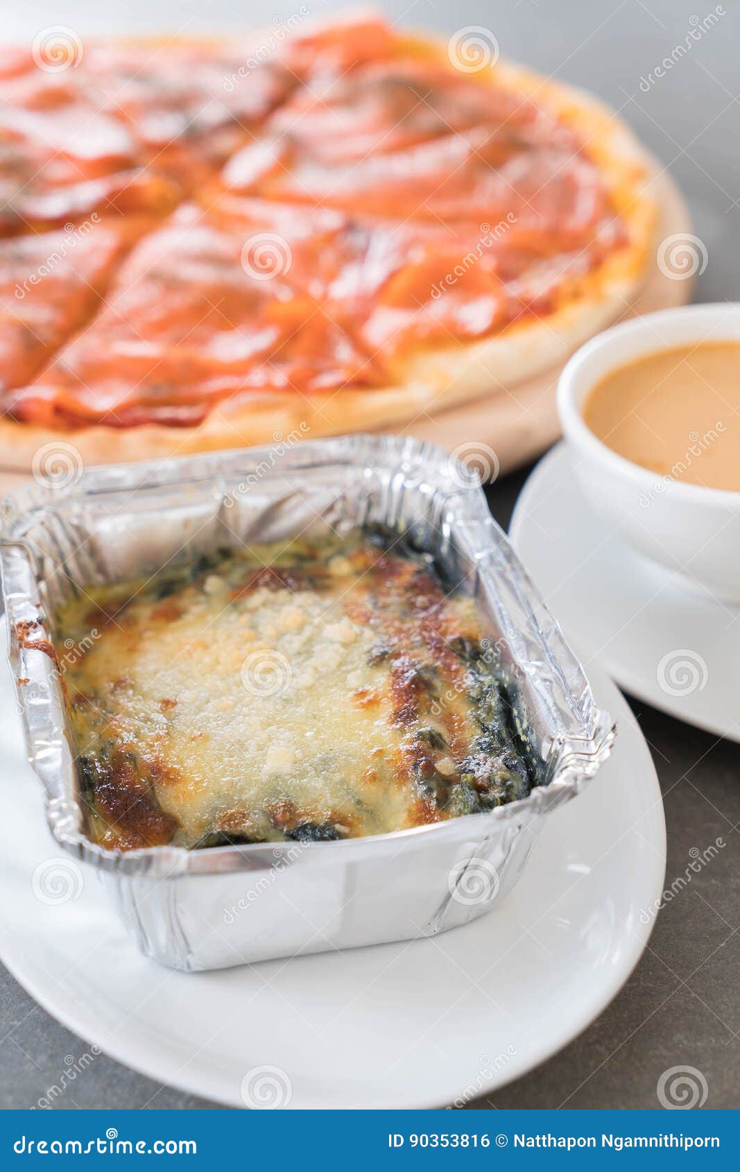 Espinaca cocida al horno foto de archivo. Imagen de horno - 90353816