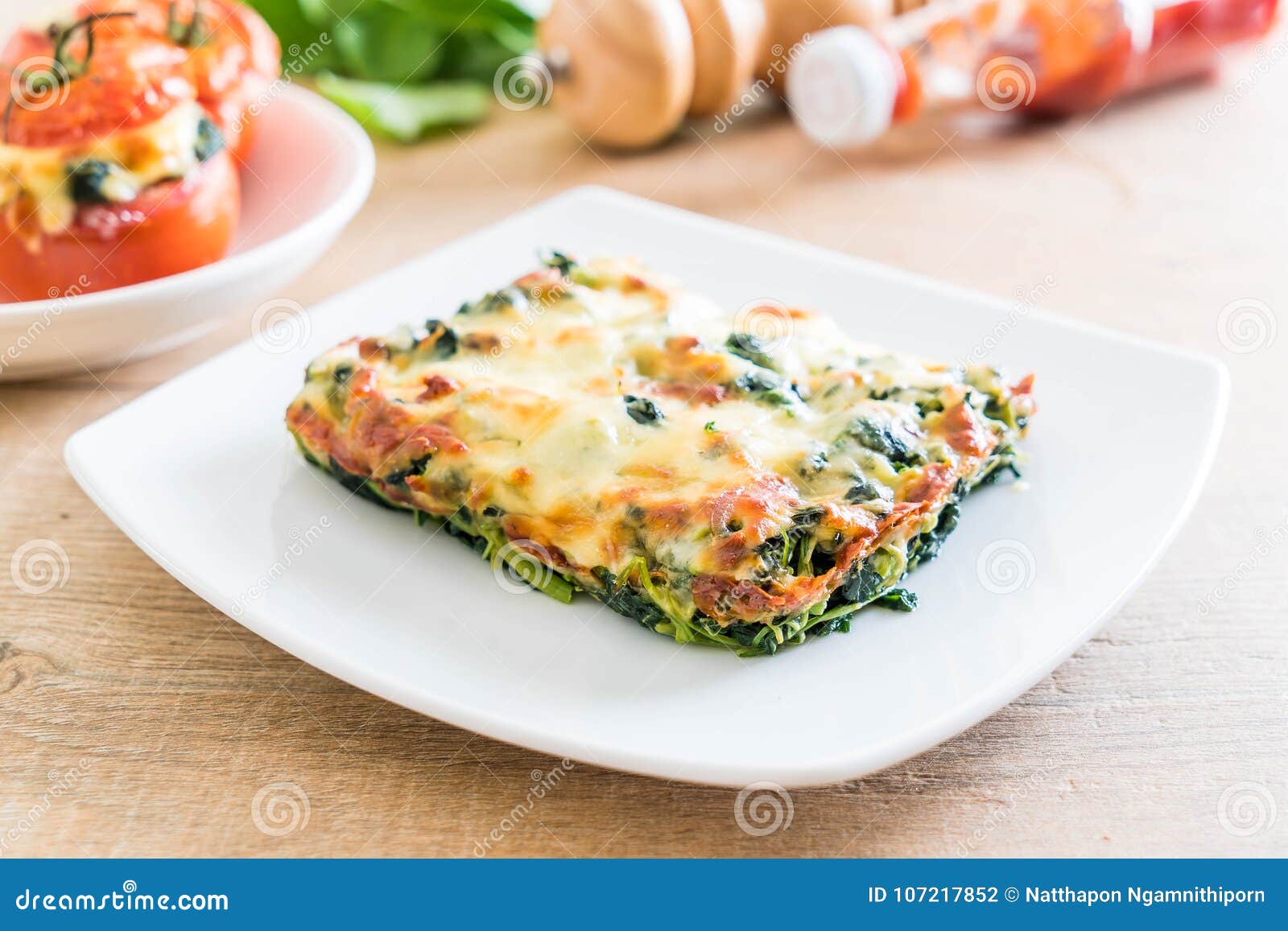 Espinaca Cocida Al Horno Con Queso Foto de archivo - Imagen de huevo ...