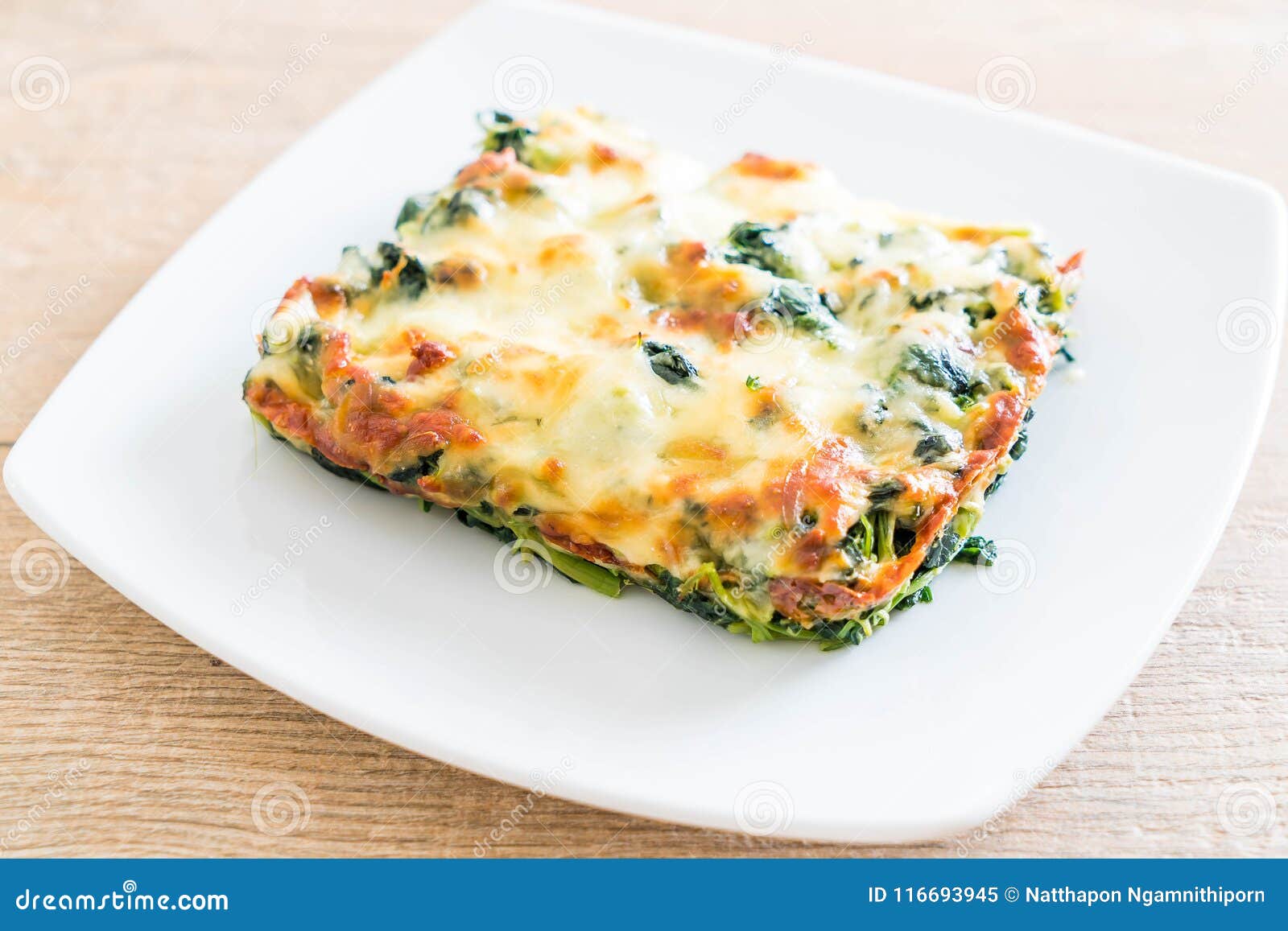 Espinaca Cocida Al Horno Con Queso Imagen de archivo - Imagen de blanco ...