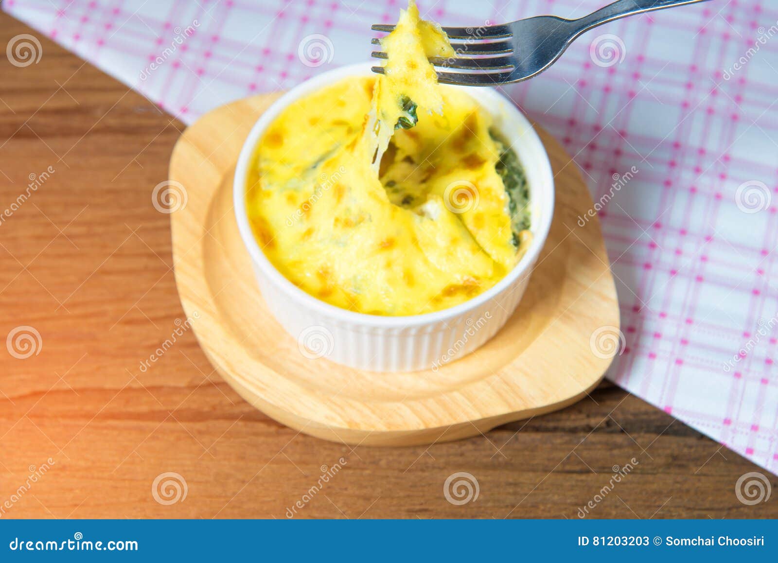 Espinaca Cocida Al Horno Con Queso Imagen de archivo - Imagen de leche ...