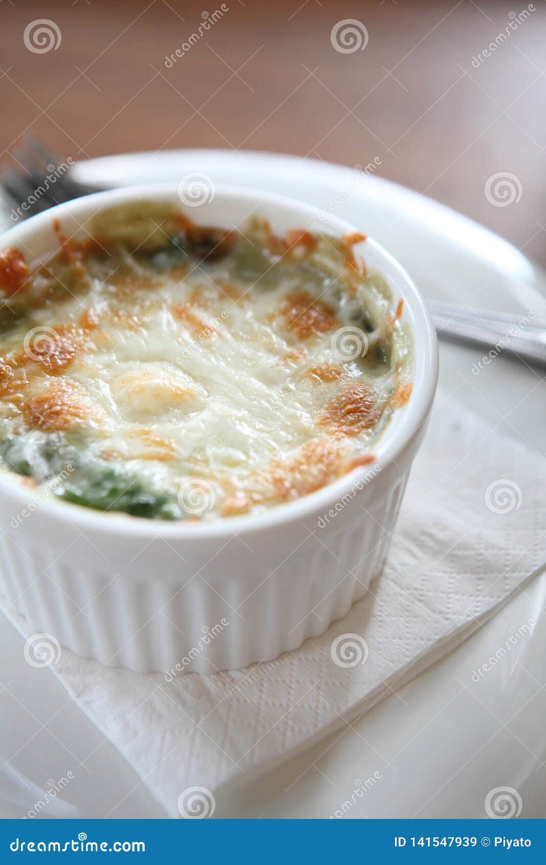 Espinaca Cocida Al Horno Con Queso Imagen de archivo - Imagen de ...