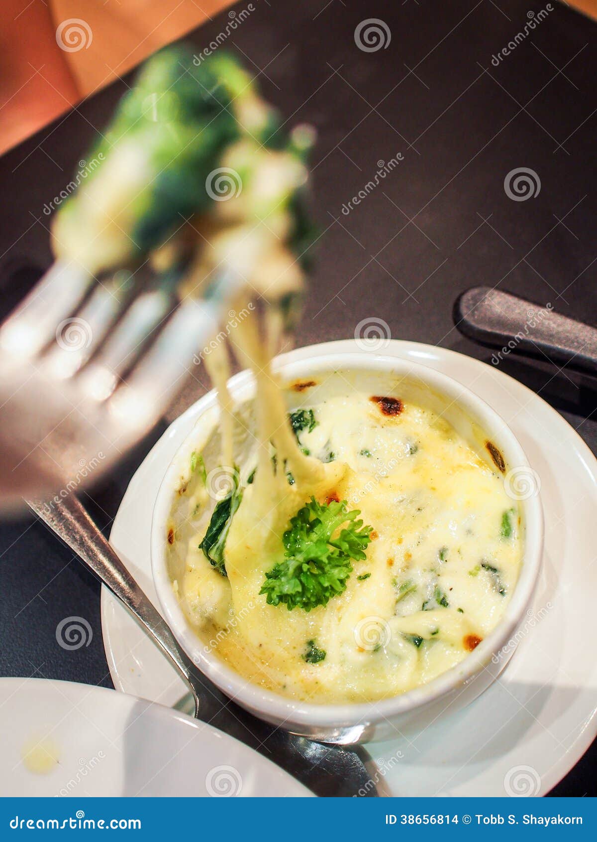 Espinaca Cocida Con Queso Del Estiramiento Foto de archivo - Imagen de ...