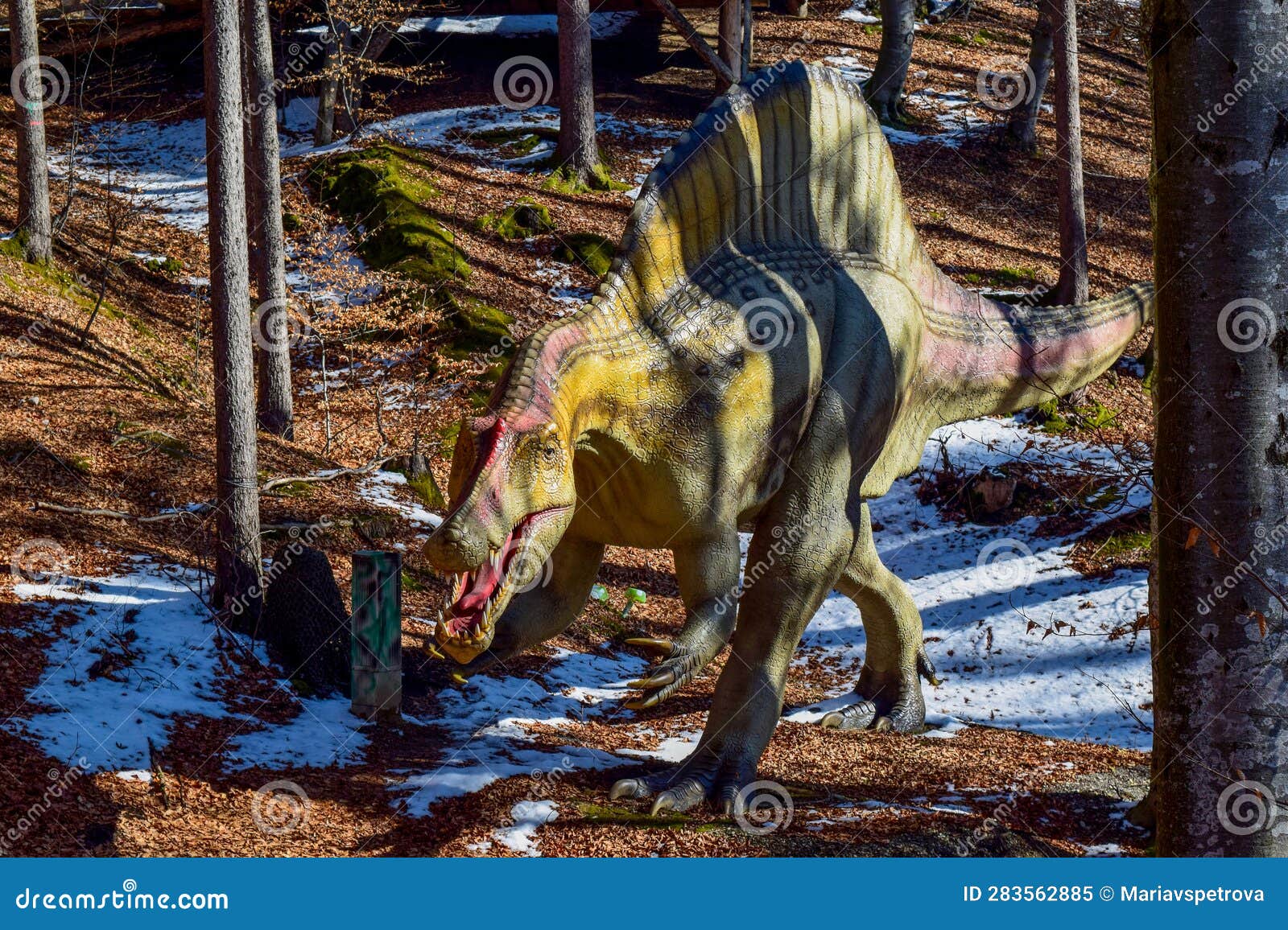 Espinosaurio en el parque imagen de archivo. Imagen de hoja - 283562885