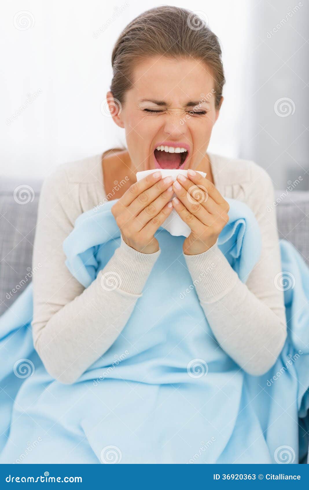 Espirrar da jovem mulher imagem de stock. Imagem de lifestyle - 36920363