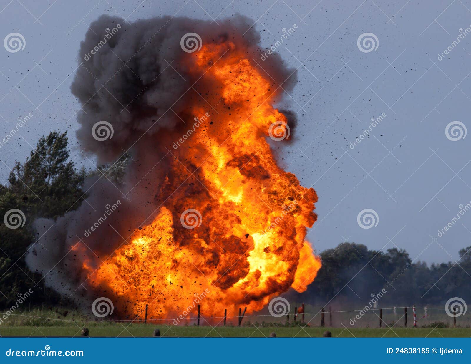 Esplosione Con Il Detrito Ricadente Immagine Stock - Immagine di ...