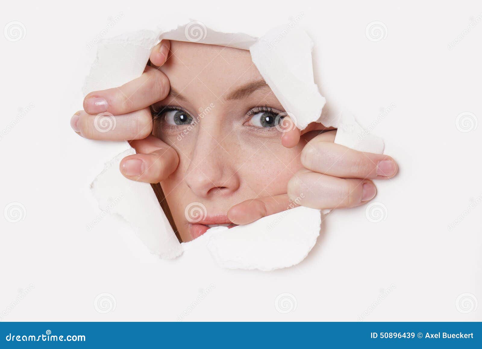 Espreitar da mulher nova imagem de stock. Imagem de cara - 50896439